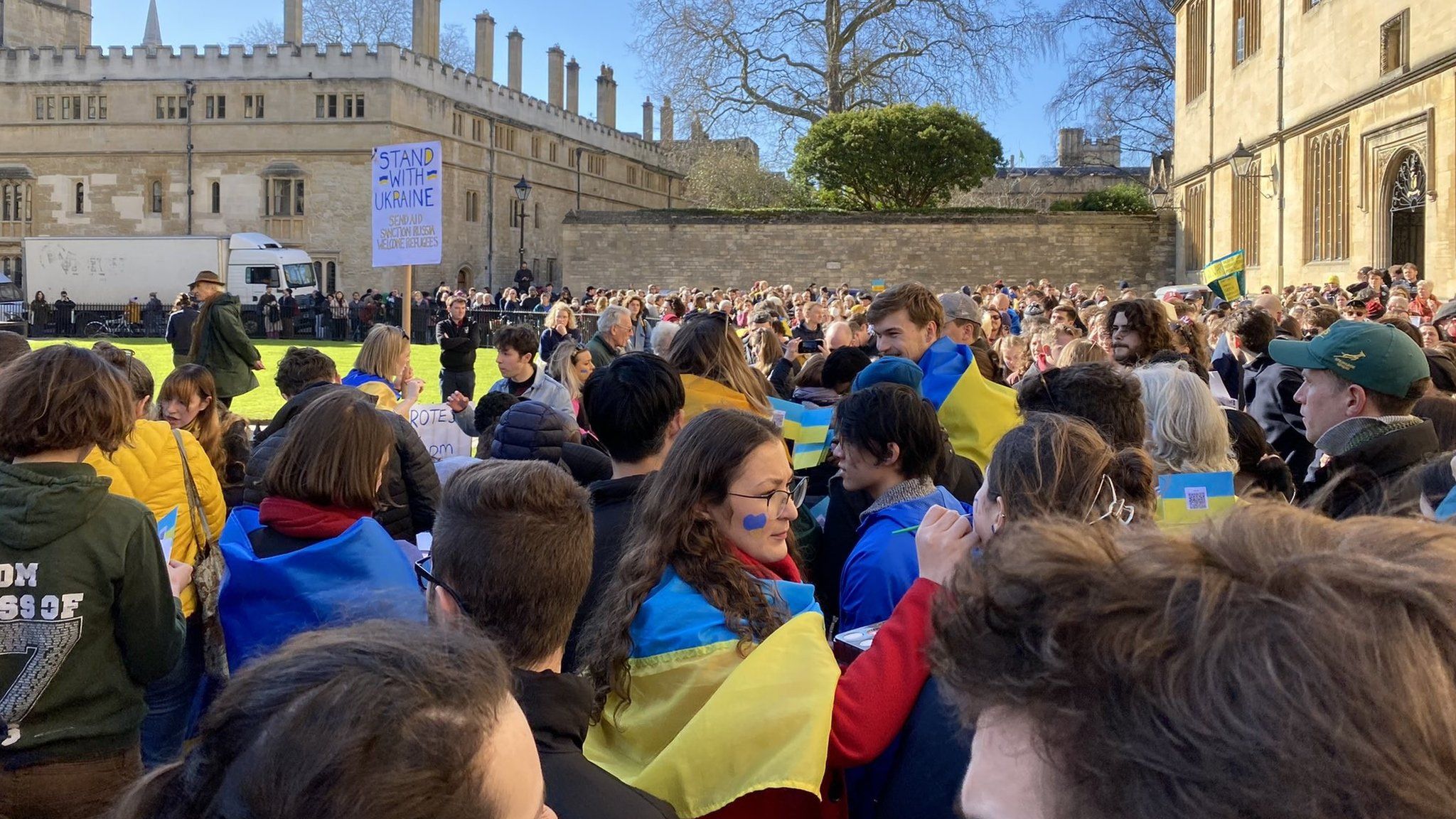 Hundreds at vigil in Winchester in support of Ukraine - BBC News