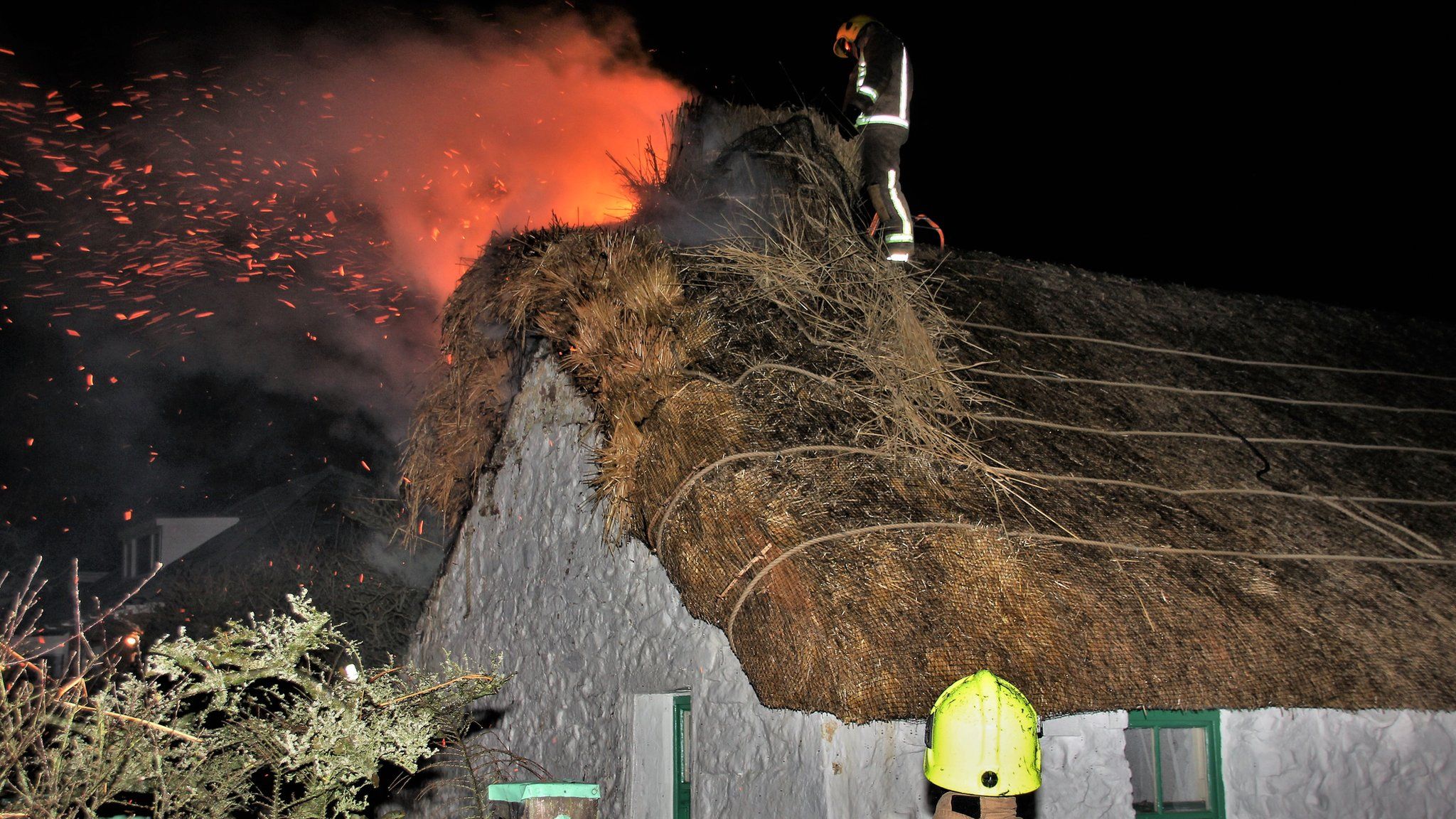 Blaze damages Torthorwald thatched cottage - BBC News