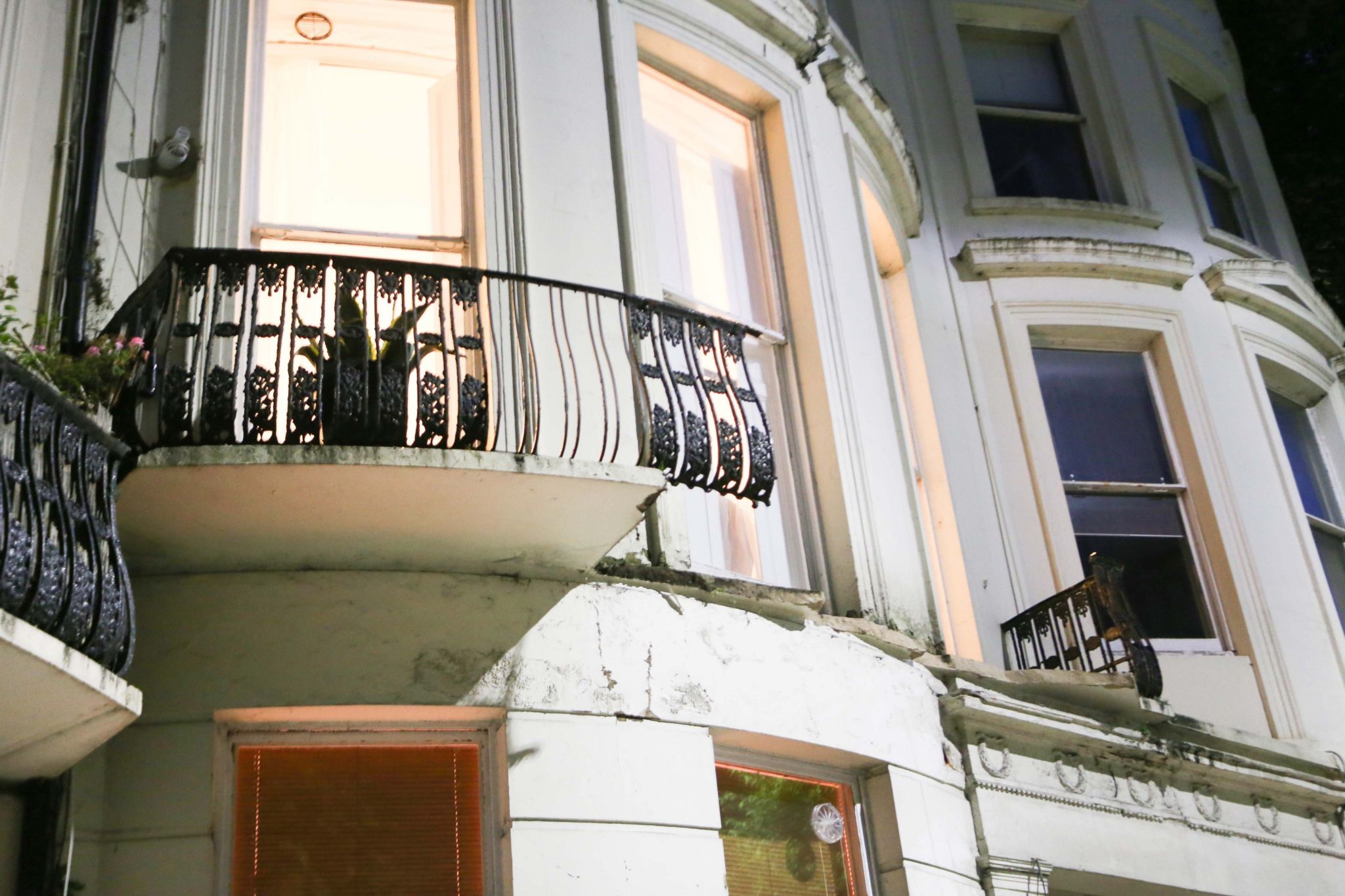 Safety alert after Brighton Airbnb balcony collapse - BBC News