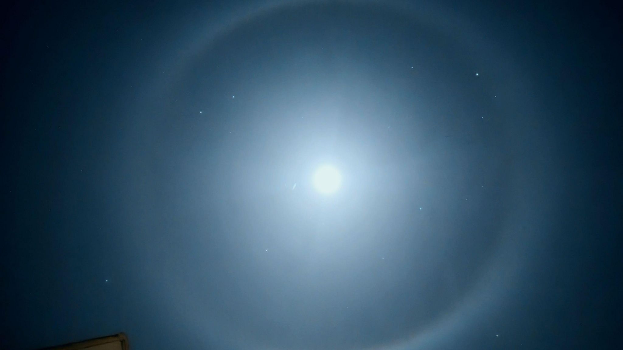 Lunar halo: Moon seen across West Country - BBC News
