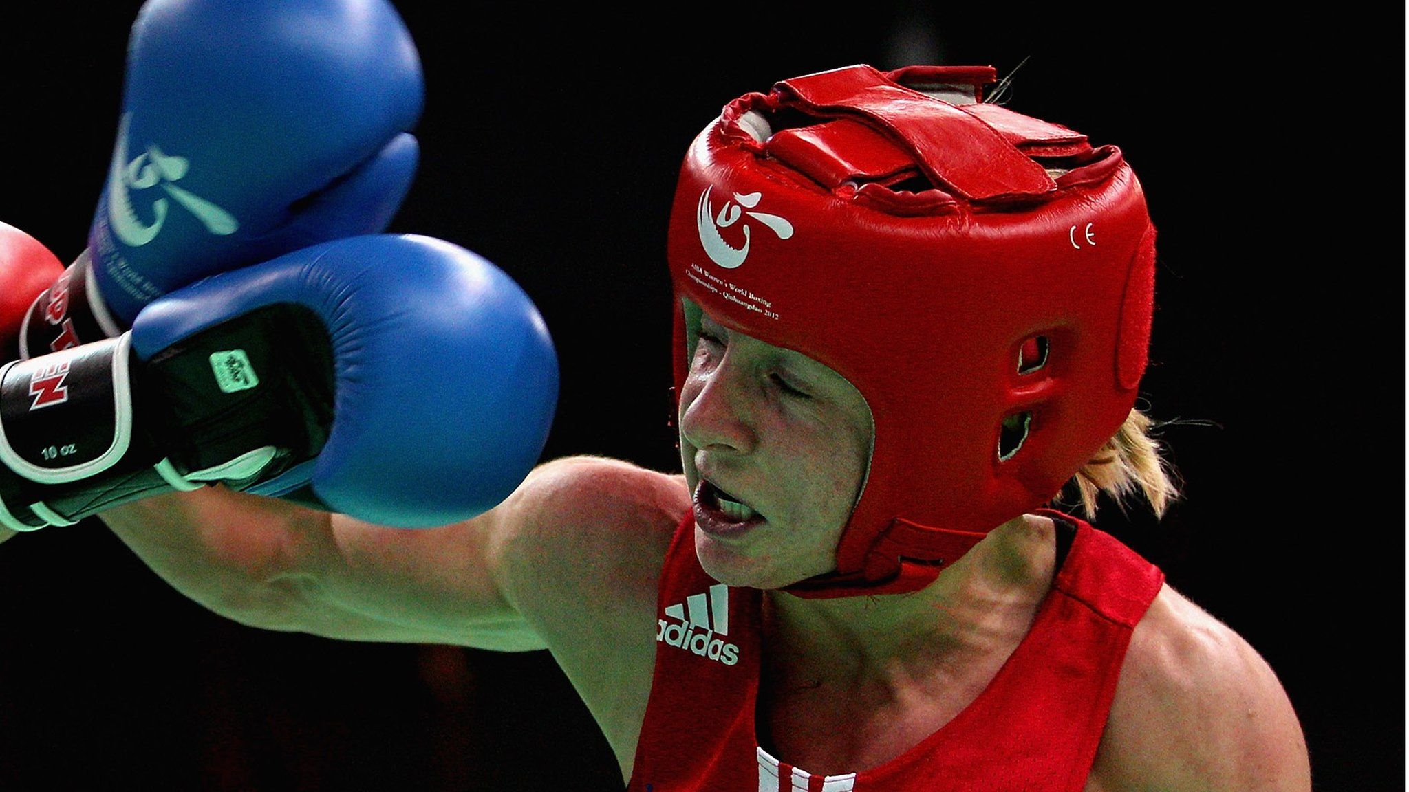 Natasha Gale: English boxer becomes European champion - BBC Sport