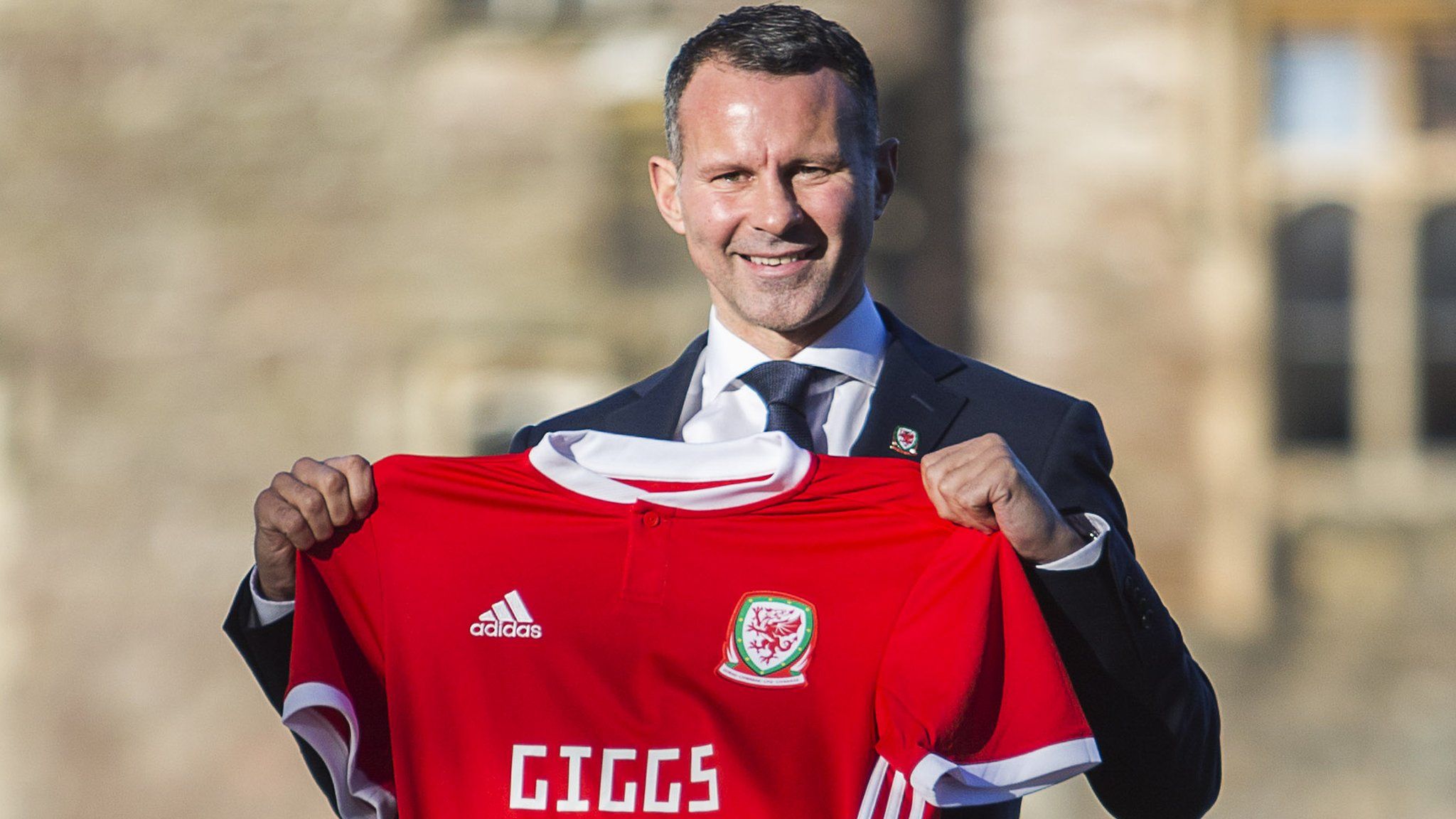 Ryan Giggs right choice as Wales manager, says Craig Bellamy - BBC Sport