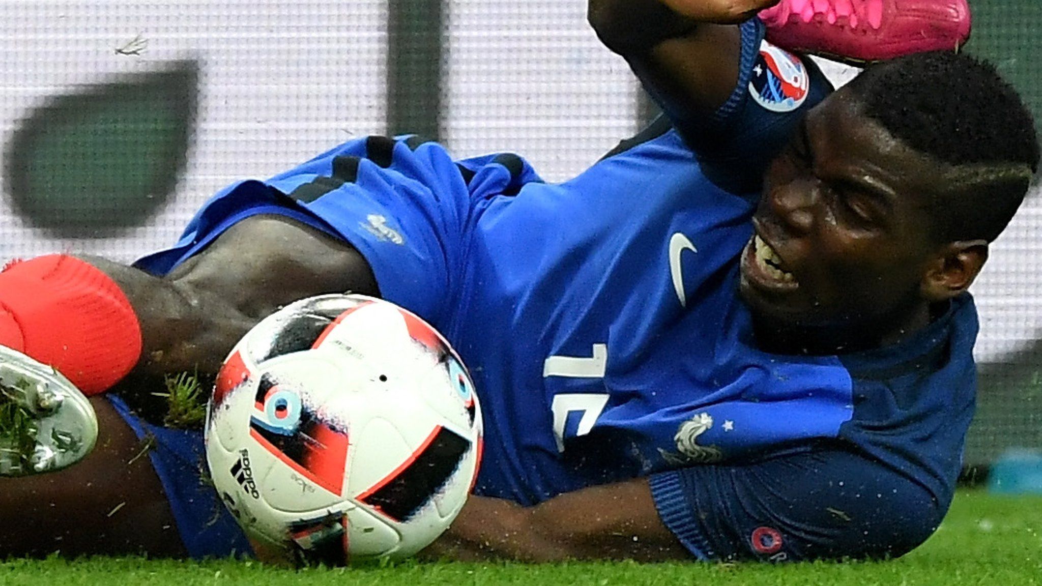 Paul Pogba: Manchester United re-sign France midfielder for world ...