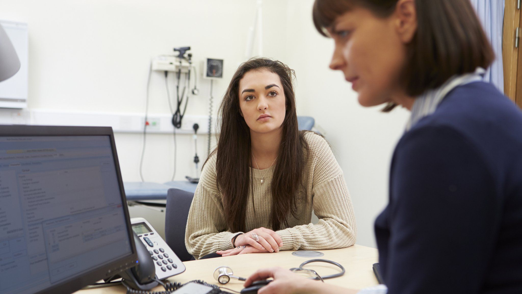 £20,000 trainee GP offer to boost doctor recruitment - BBC News