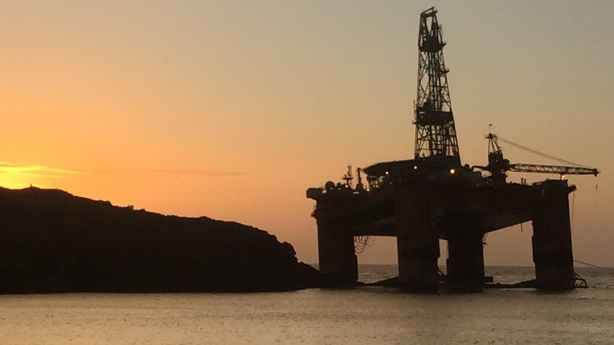 Plans to move damaged rig Transocean Winner halted by high winds - BBC News