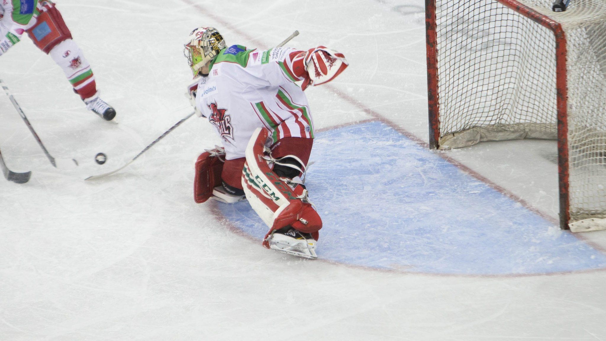 Devils win back-to-back matches in their new Ice Arena home - BBC Sport