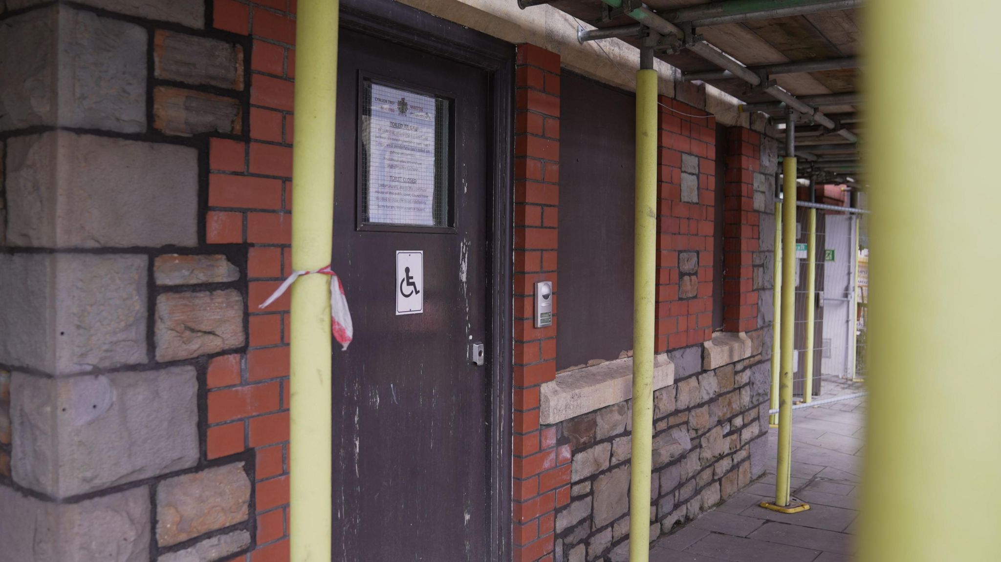 Pobl hŷn yn pryderu am ddiffyg toiledau cyhoeddus - BBC Cymru Fyw