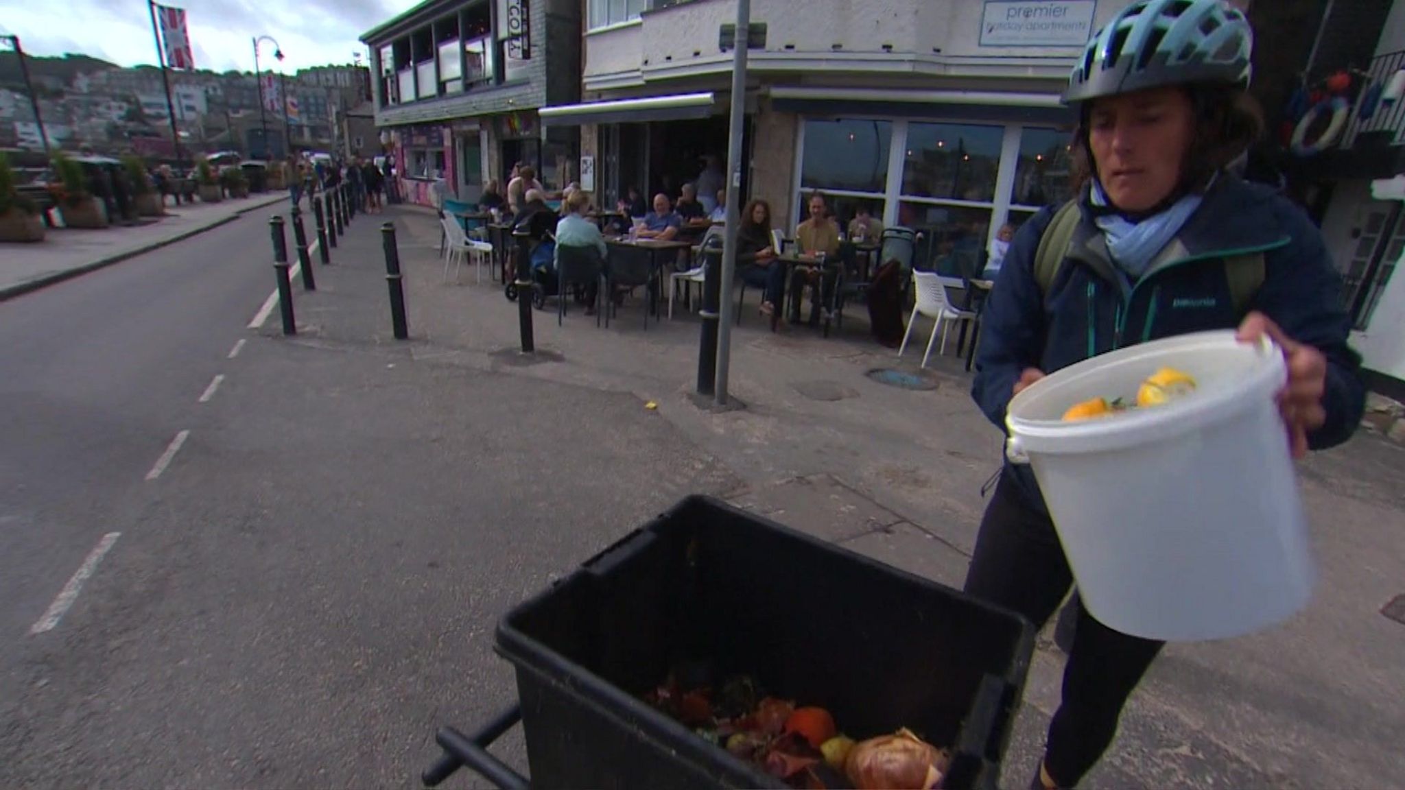 St Ives community orchard compost scheme run by volunteers - BBC News