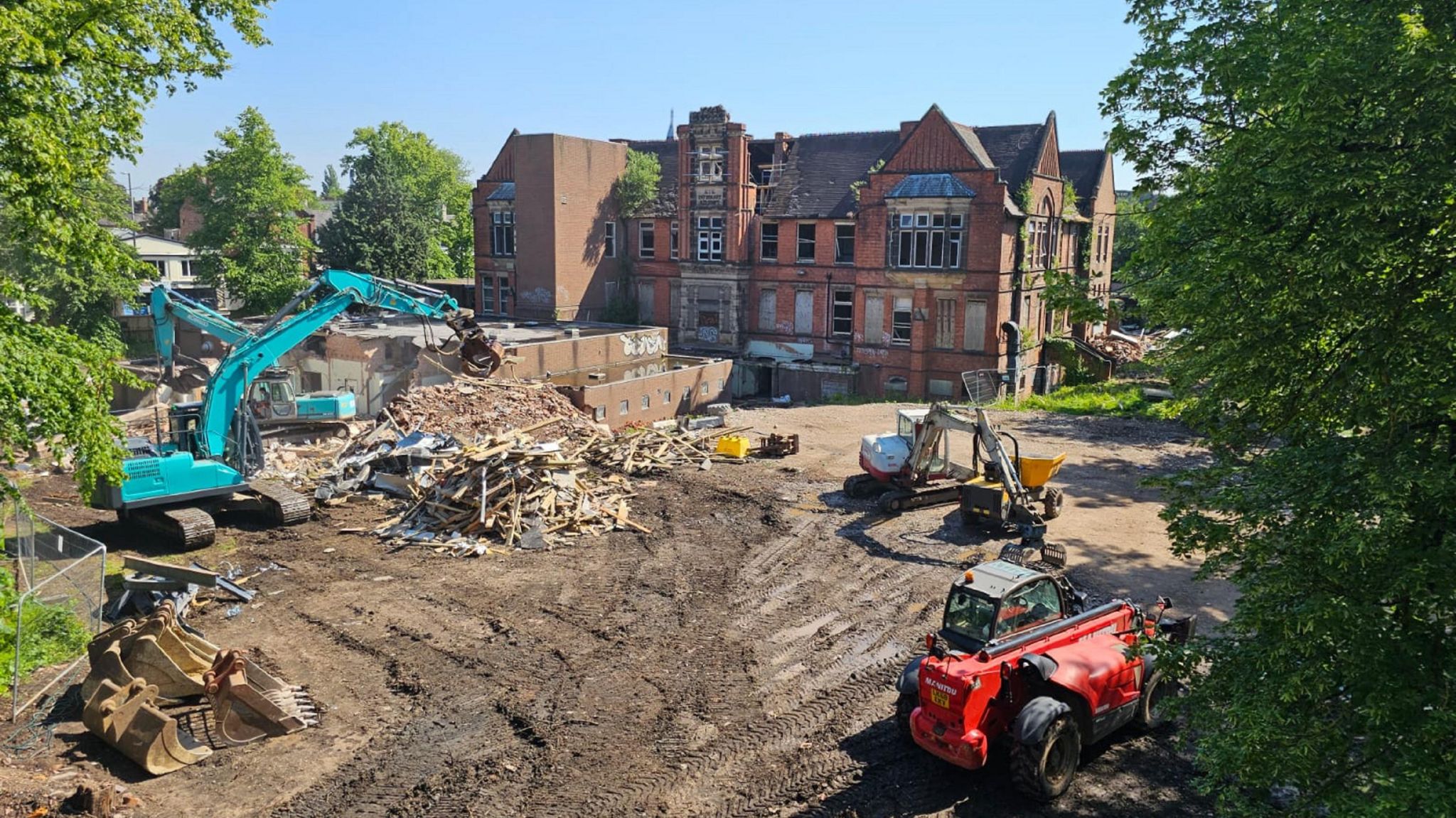 Demolition begins at former Wolverhampton eye infirmary - BBC News