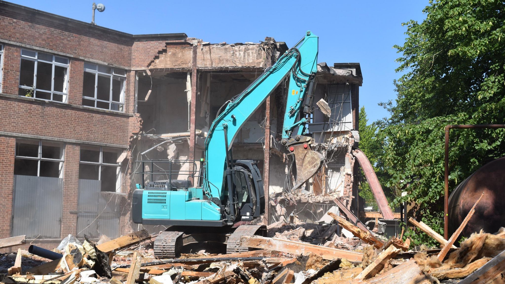 Demolition begins at former Wolverhampton eye infirmary - BBC News