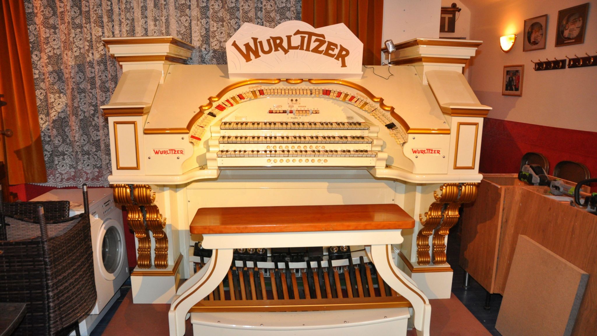 Wurlitzer cinema pipe organ goes under the hammer in Lichfield - BBC News