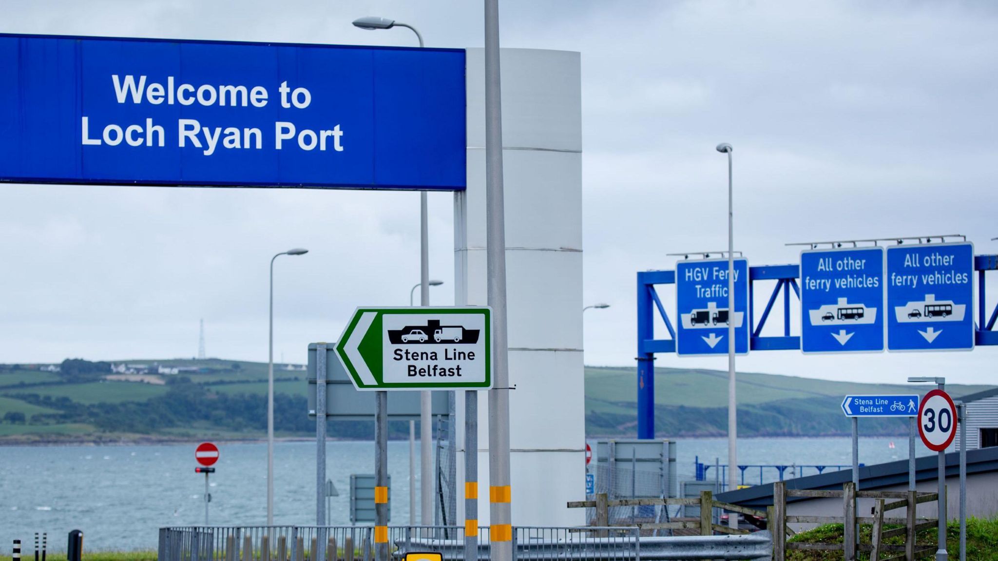 Ferry port worker dies after falling into water at Cairnryan - BBC News