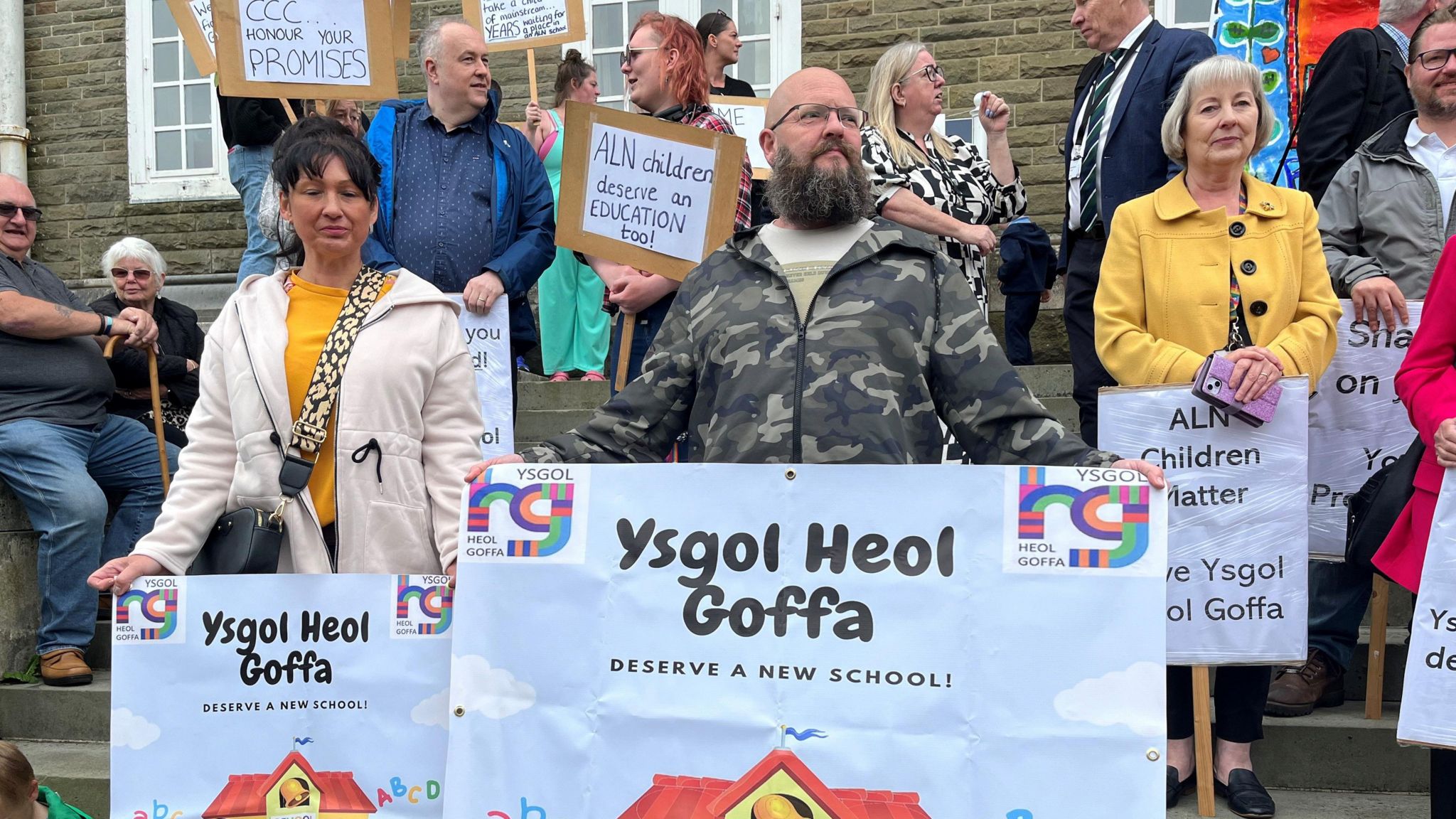 Llanelli: Dim ysgol anghenion ychwanegol yn 'sathru hawl plant' - BBC ...