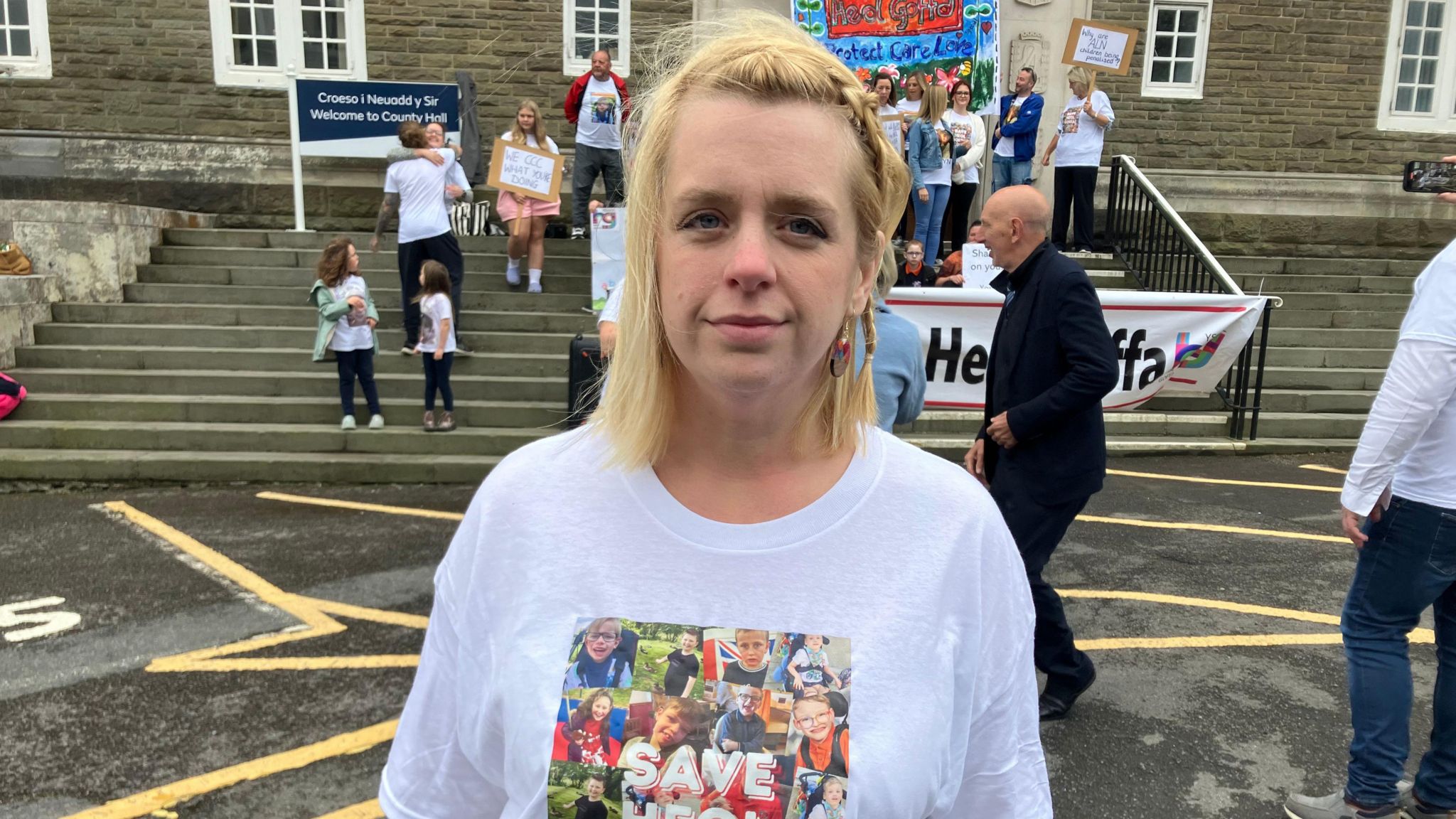 Galw am gyfarfod dros dro pedol Ysgol Heol Goffa - BBC Cymru Fyw