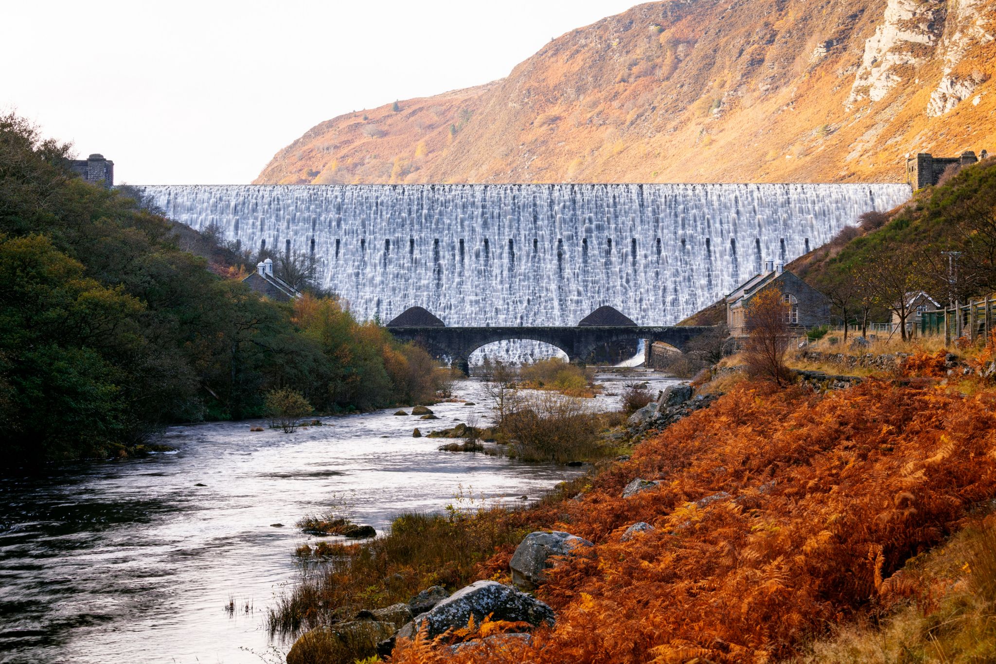 Cyngor Powys eisiau codi treth ychwanegol ar gwmnïau dŵr ac ynni - BBC ...