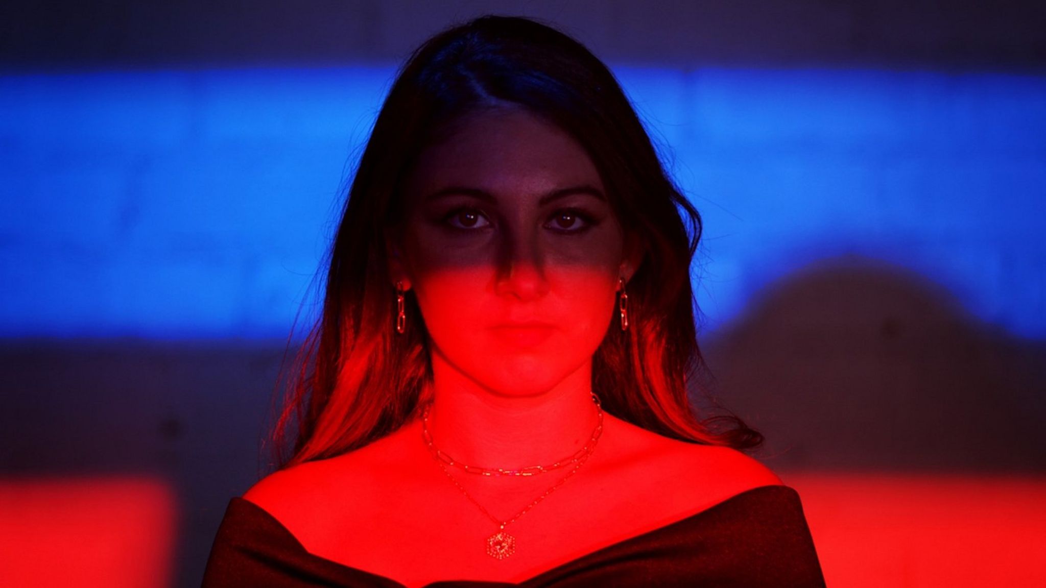 Sarah Brand: Viral pop song 'purposely sung out of tune' - BBC News