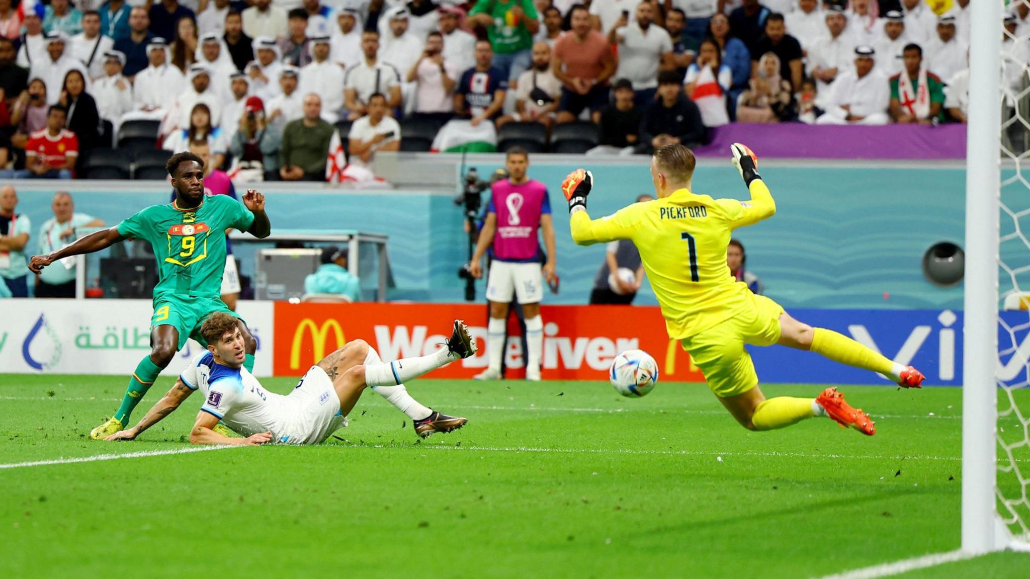 Everton: J﻿ames hails Pickford 'professionalism' after key save - BBC Sport