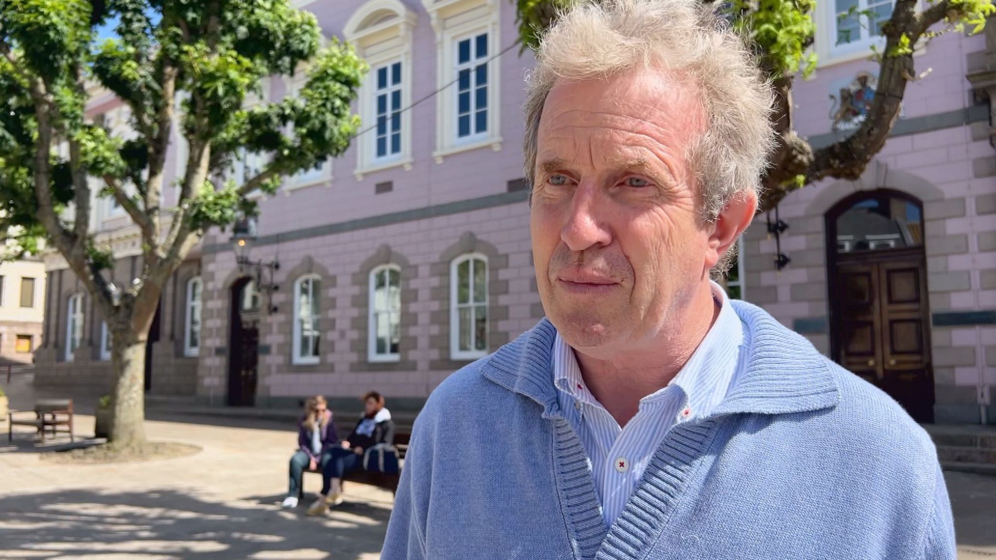 Policy aims to lure Jersey homeowners to downsize - BBC News