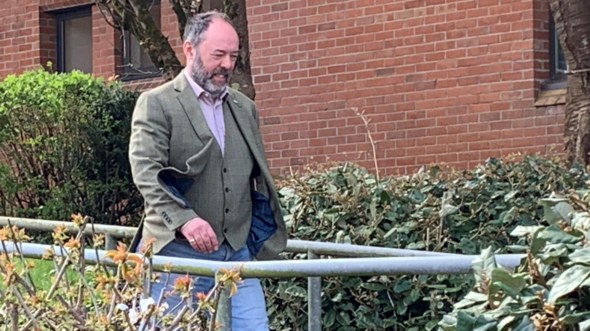 Cyhuddo cyn-faer Doc Penfro o greu lluniau anweddus o blant - BBC Cymru Fyw