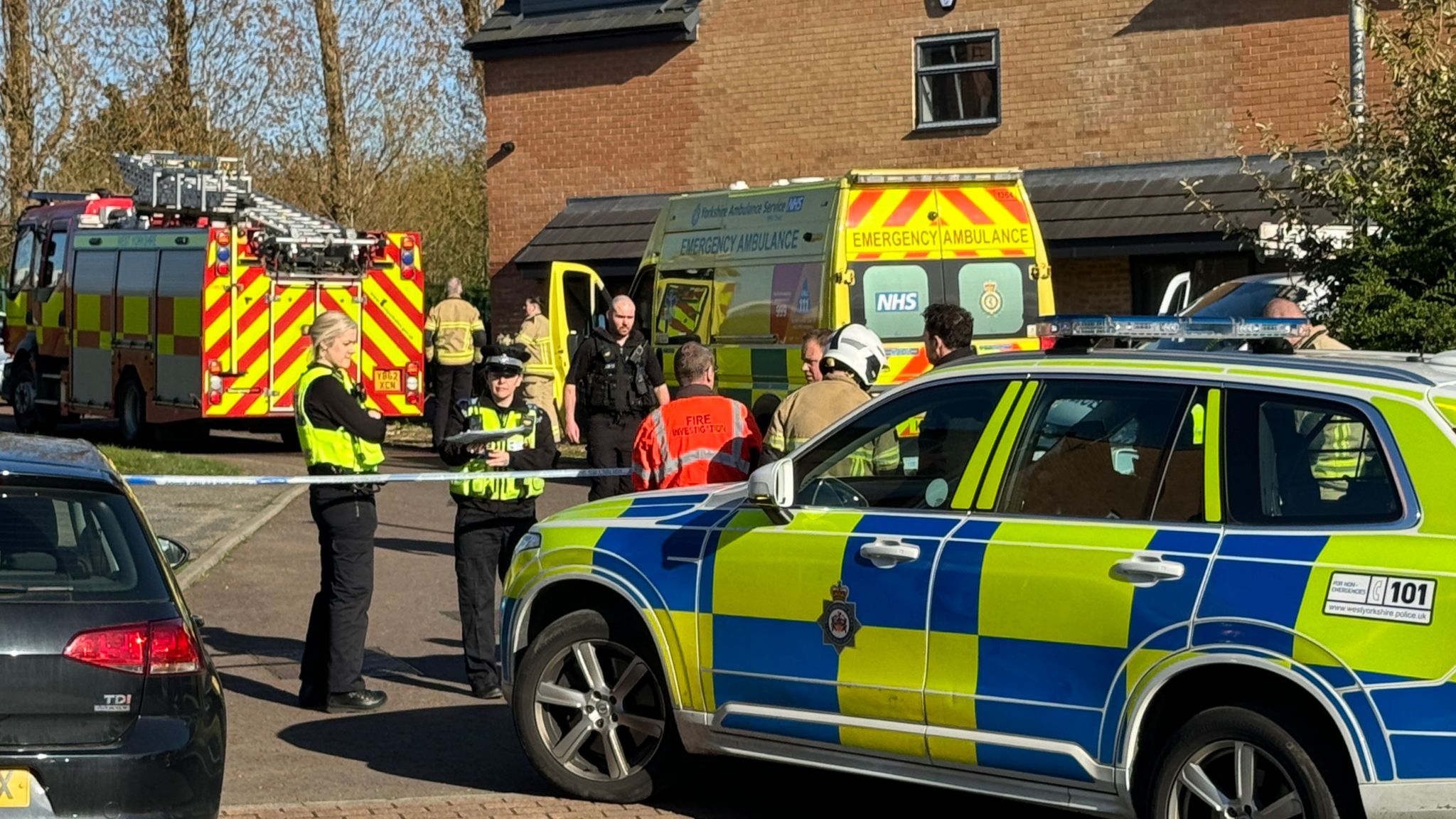 Bradford: Two arrested as police investigate man's death - BBC News