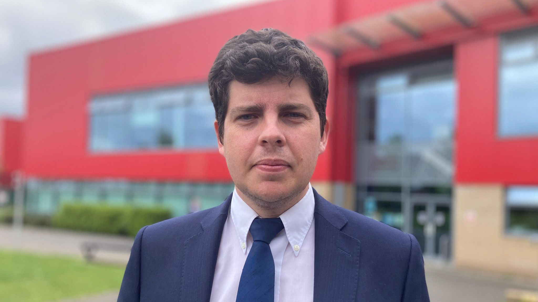 'Llwyth o bobl ifanc' yn awyddus i wneud gwasanaeth cenedlaethol - BBC ...