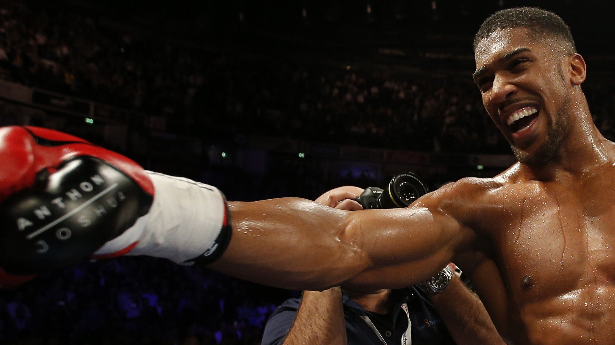 Katie Taylor: Irish boxer beats Viviane Obenauf in Manchester - BBC Sport
