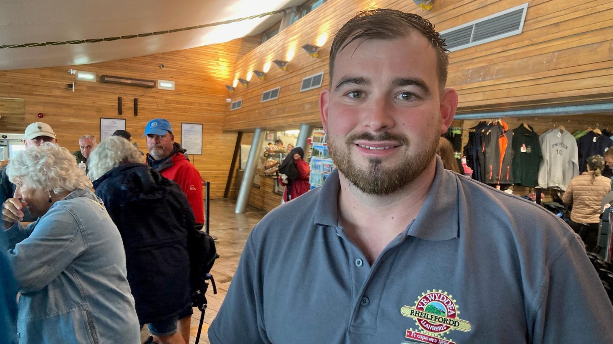 Yr Wyddfa: Trên bach i'r copa yn rhedeg eto wedi tair blynedd - BBC ...