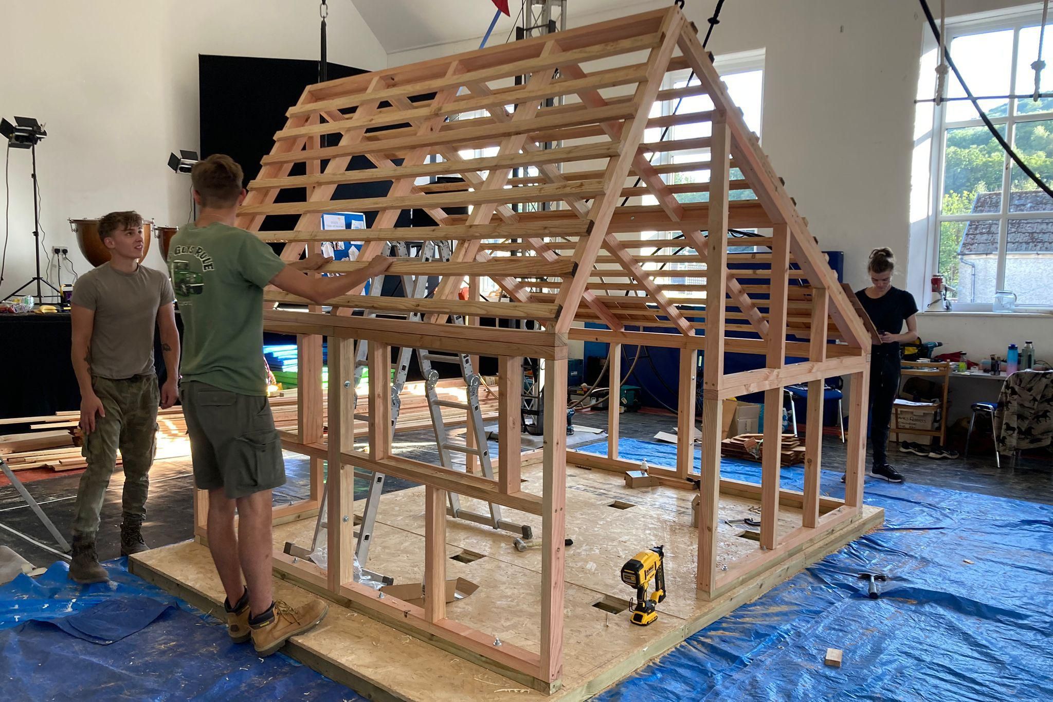 Pobl ifanc i godi Tŷ Unnos ar Gomin Pontypridd - BBC Cymru Fyw