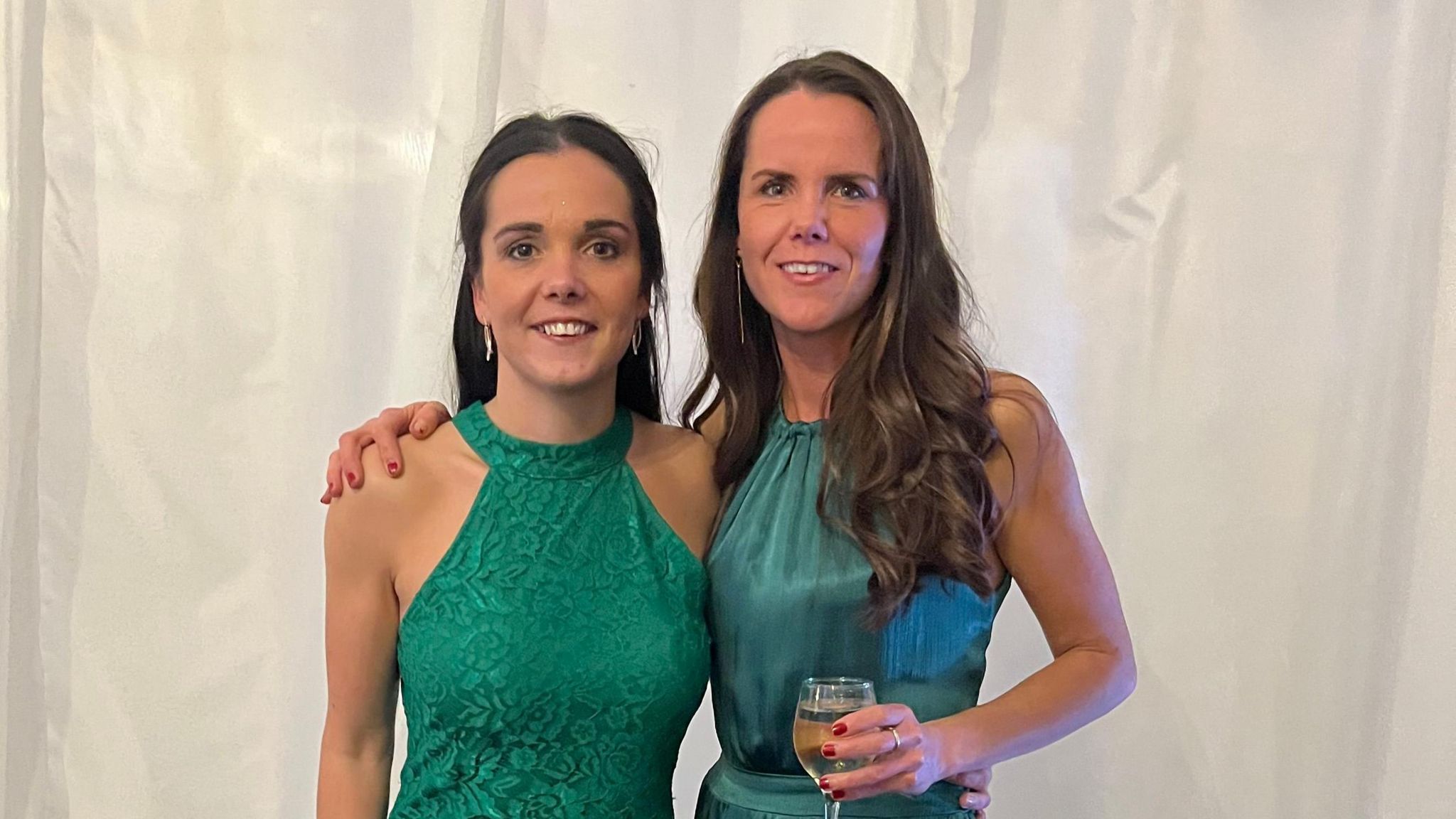 Sian a Gwennan Harries: ‘Cefnogwyr mwyaf ein gilydd’ - BBC Cymru Fyw