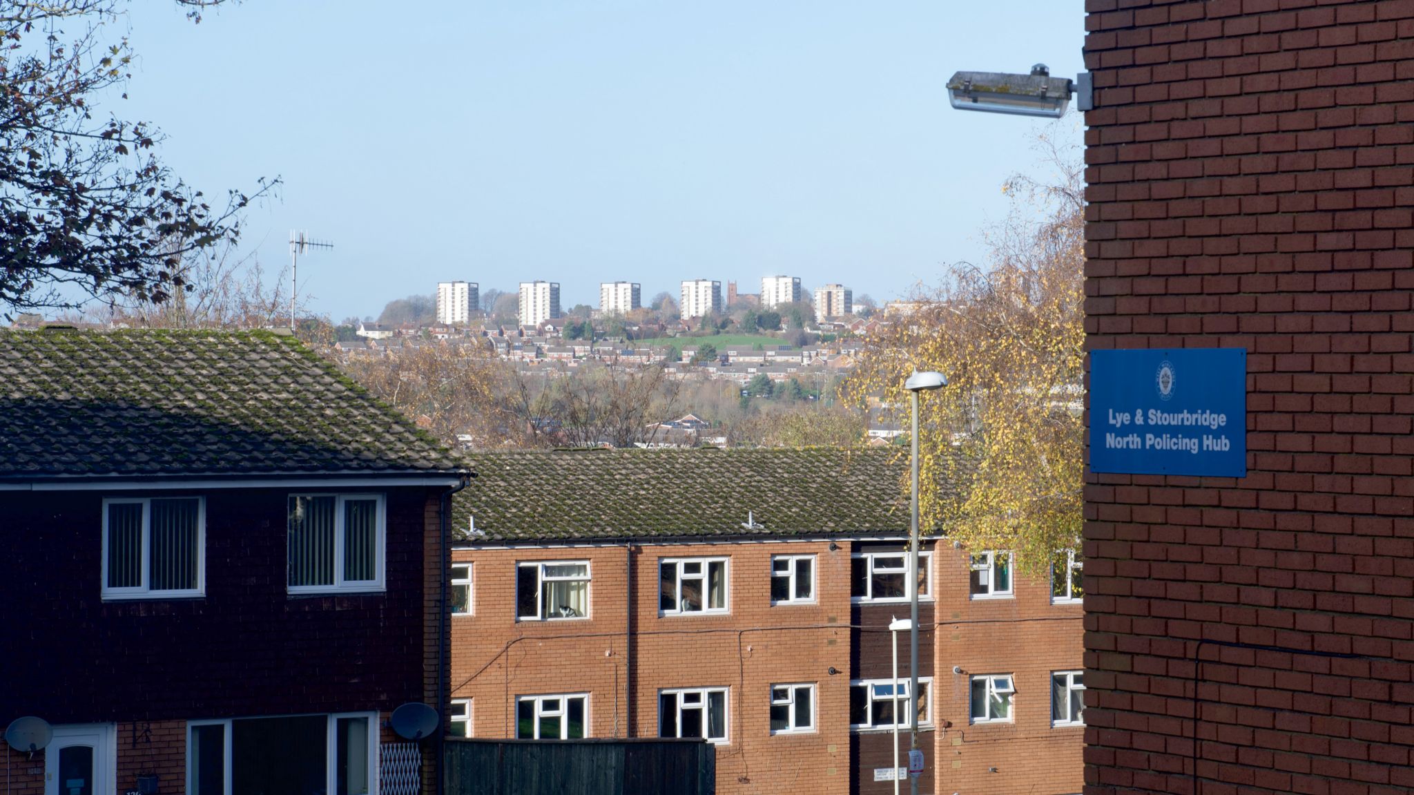 L﻿ending a helping hand in Lye - BBC News