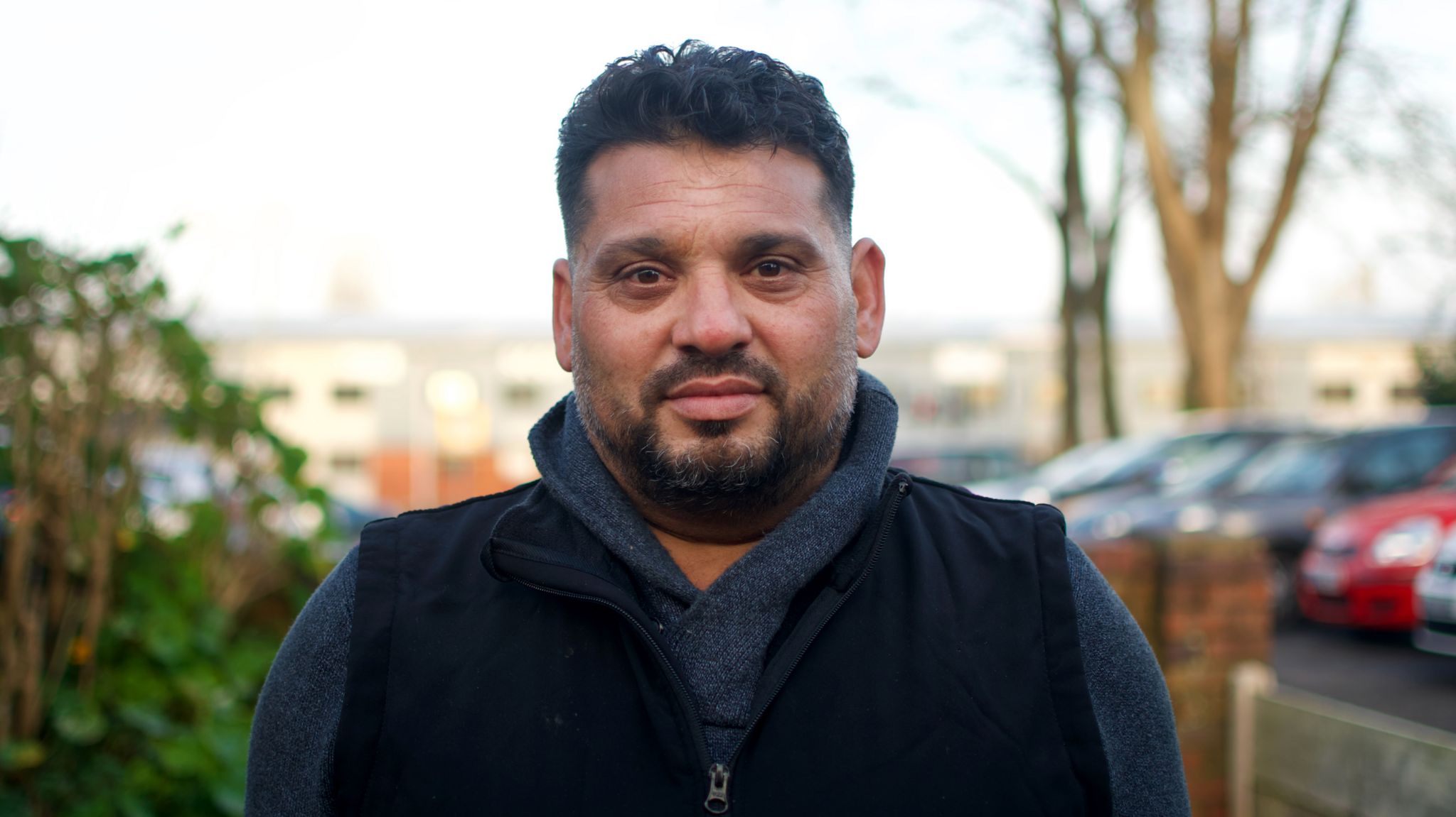 L﻿ending a helping hand in Lye - BBC News