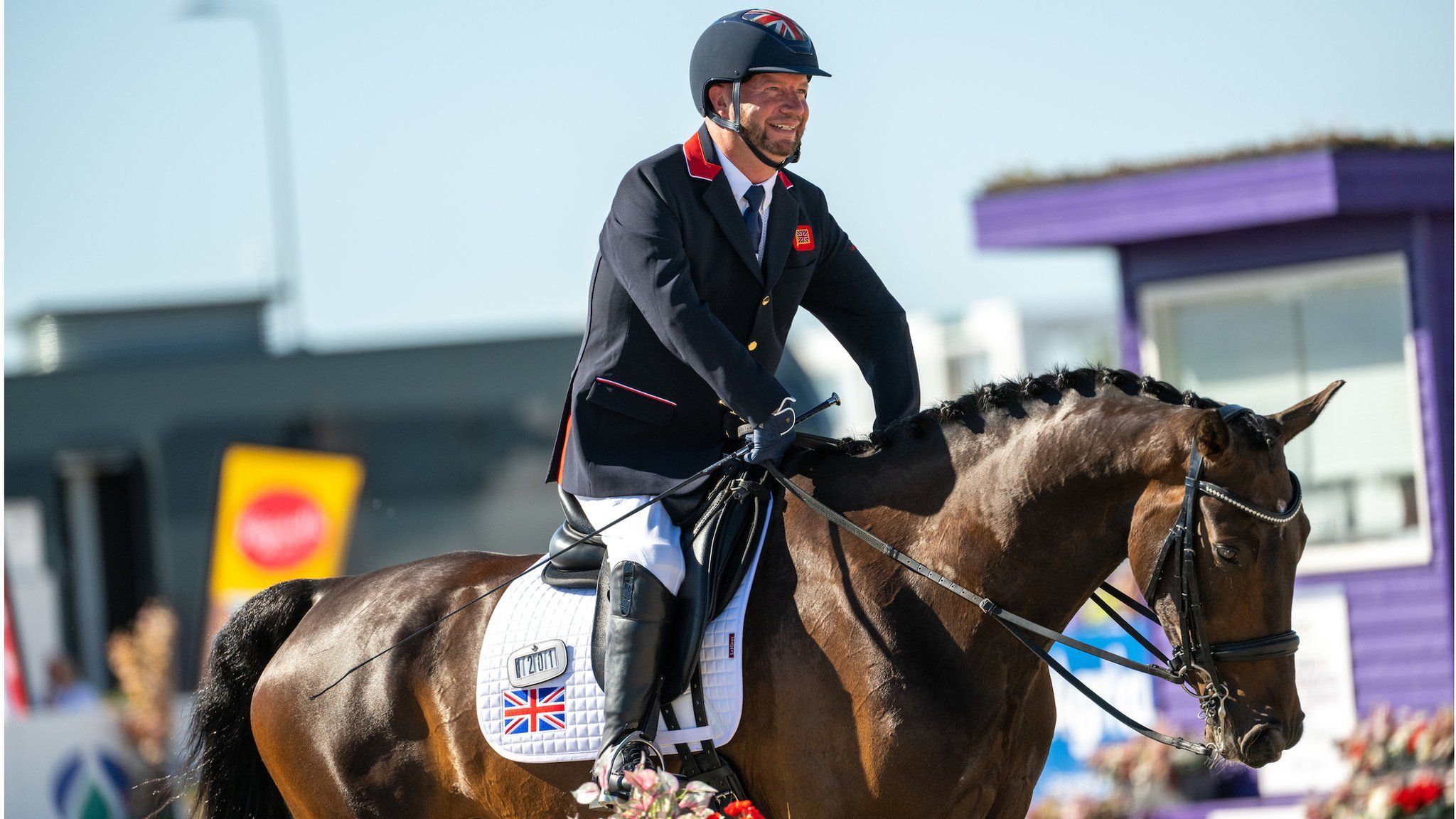 Permission granted for Sir Lee Pearson's riding lesson plan - BBC News