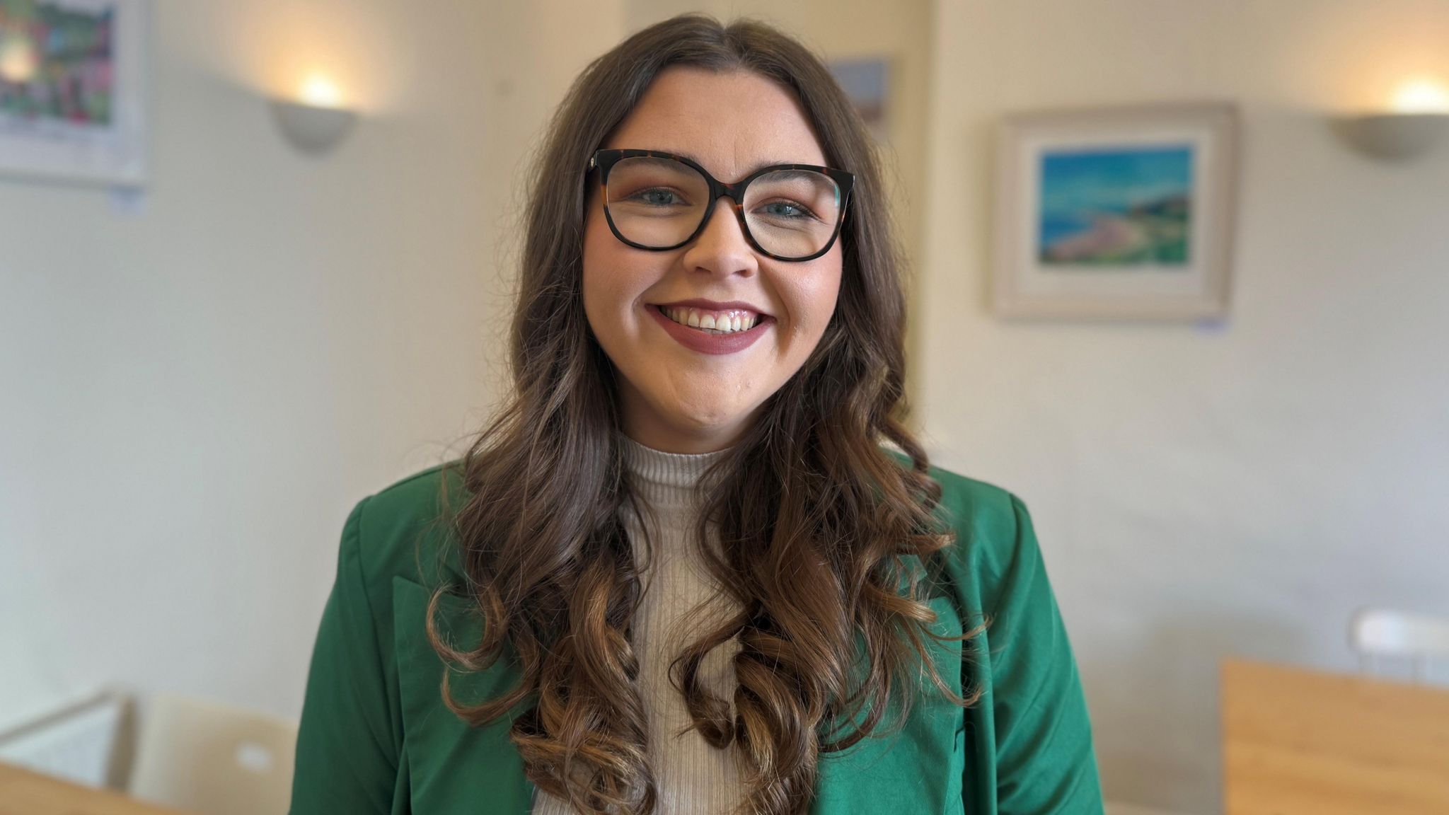 'Anodd cael cymorth iechyd meddwl yn y Gymraeg' - BBC Cymru Fyw