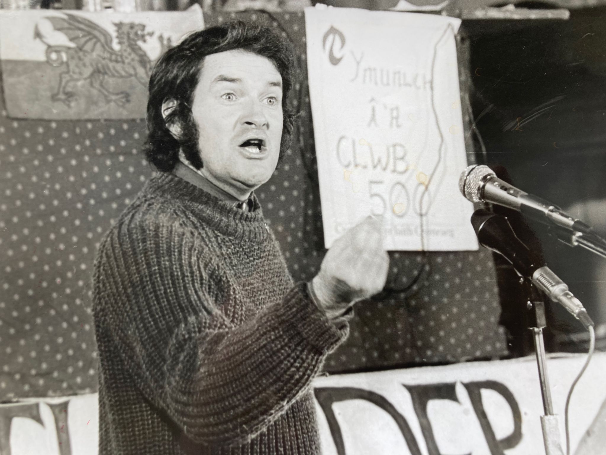 Dafydd Iwan: Oriel atgofion pen-blwydd 80 - BBC Cymru Fyw