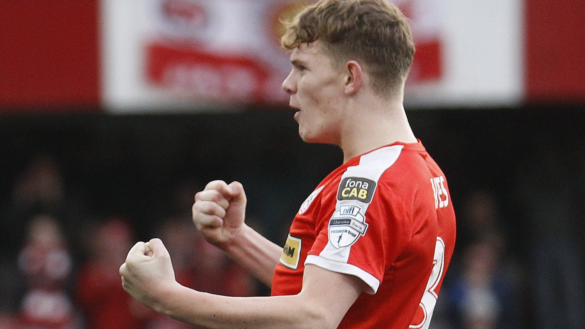 Irish Premiership: Linfield strike late to stay five points behind ...