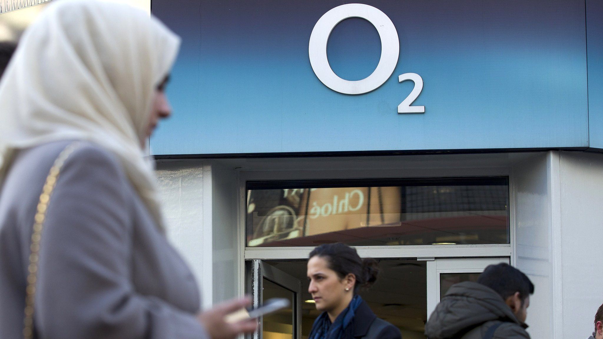 O2-Three merger threatens long-term damage, says CMA - BBC News