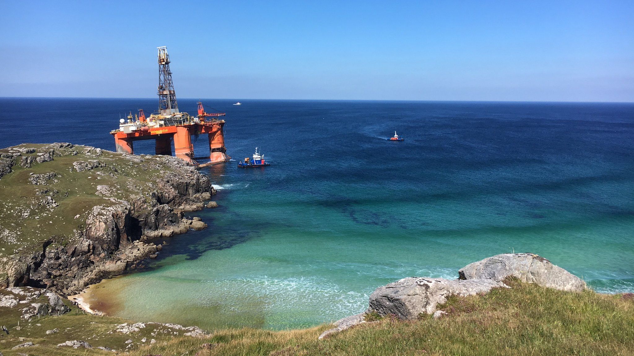 Broken pieces of rig found at Dalmore on Lewis - BBC News