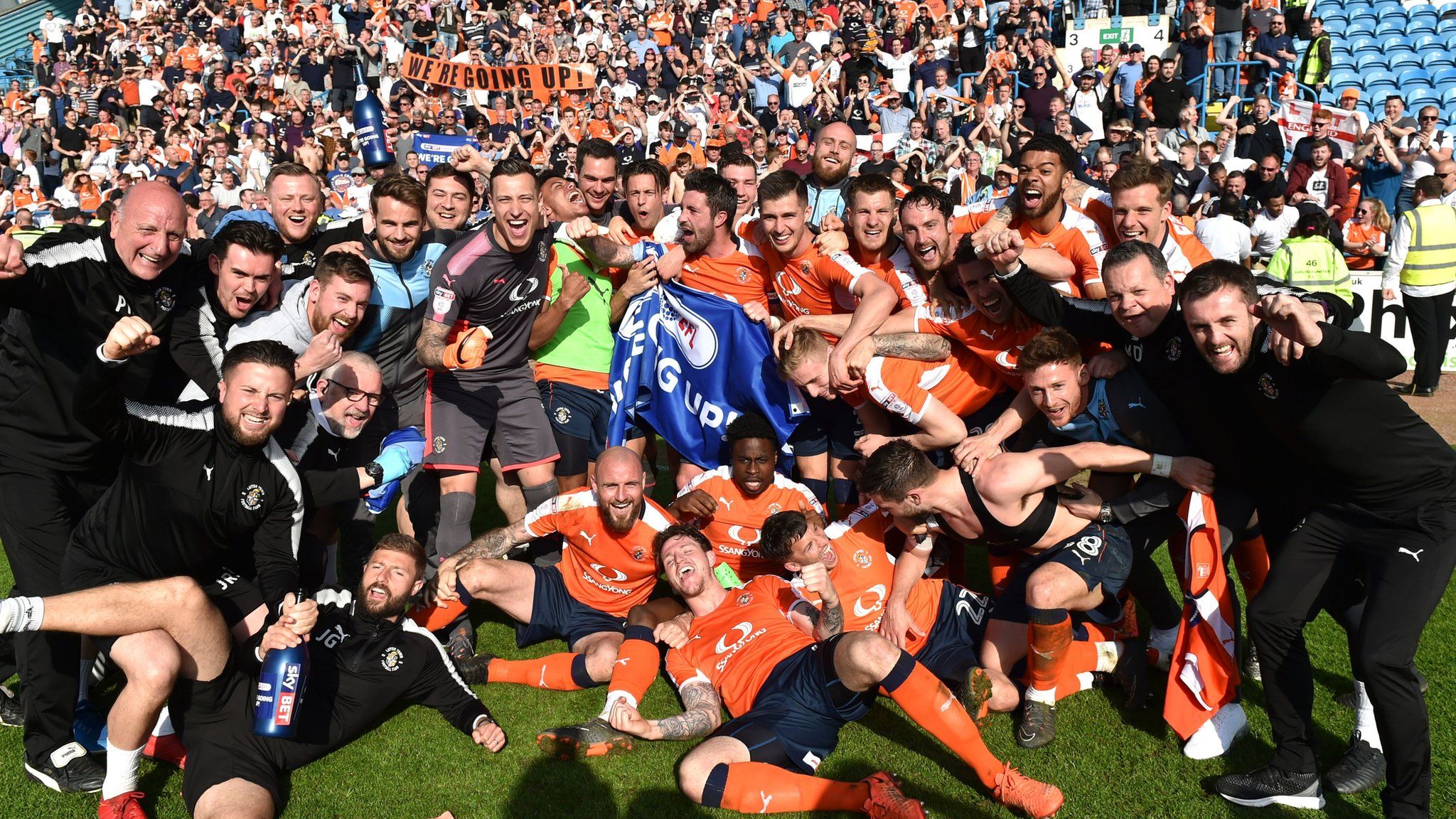Luton Town promotion: Hatters hold open-top bus tour - BBC News