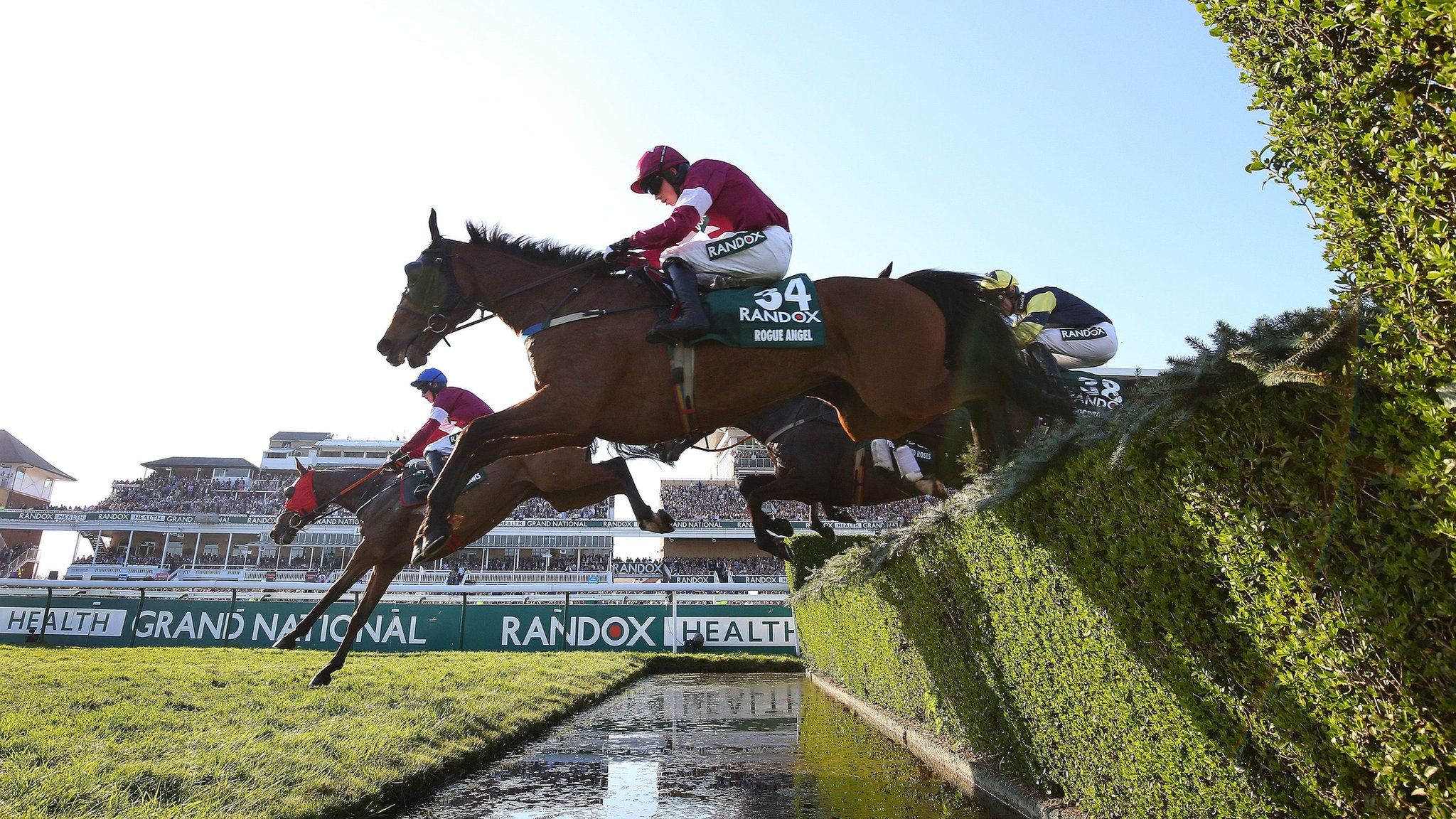 Racegoers brave weather as Grand National Festival begins - BBC News