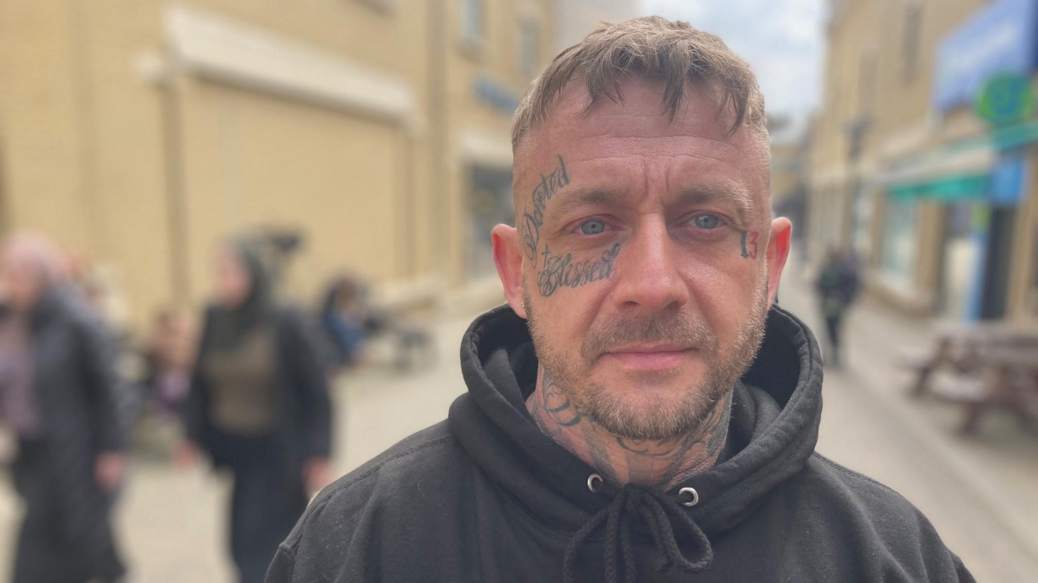 Knife crime: Life-saving bleed kit installed in Hastings - BBC News