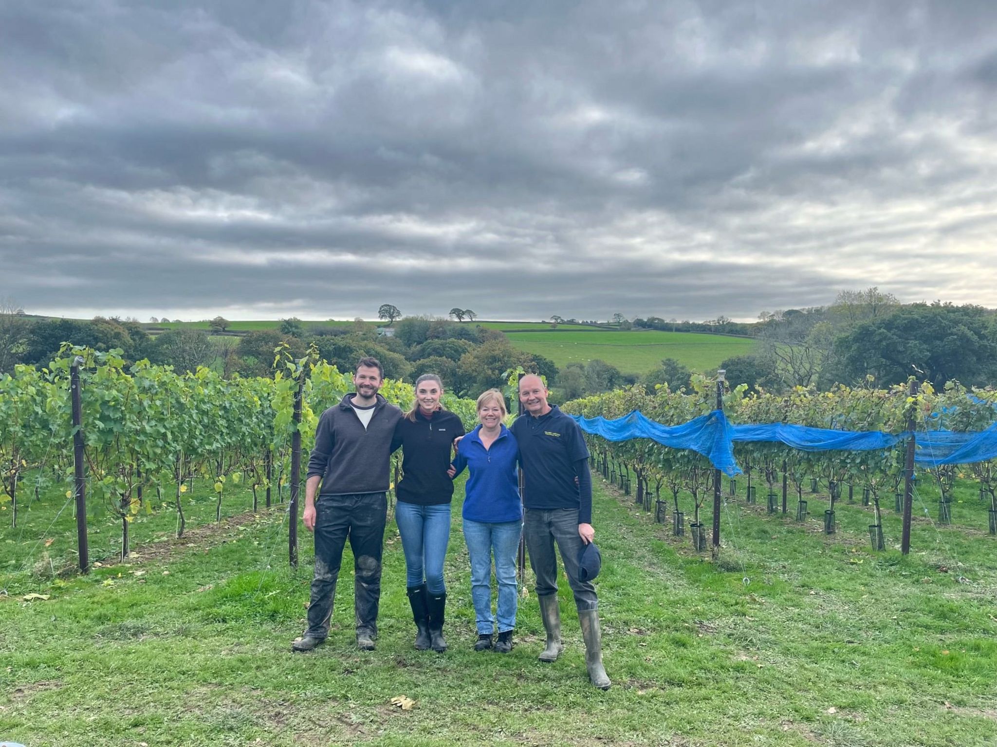 Y peiriannydd RAF sy'n creu gwin yn ei amser rhydd - BBC Cymru Fyw