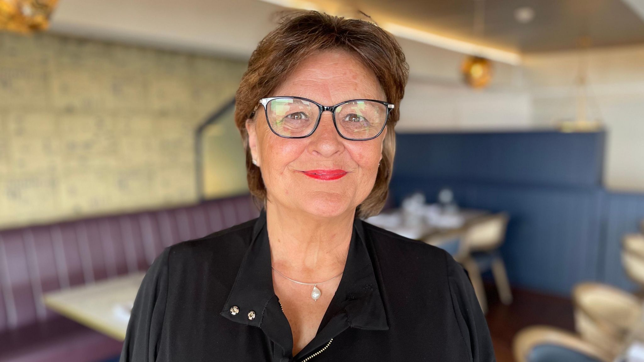 Hospitality: Pubs and restaurants cut costs to stay afloat - BBC News