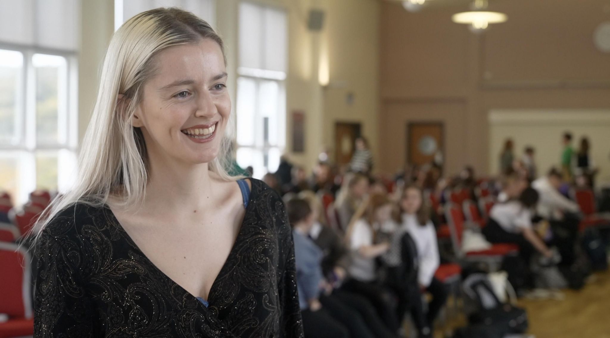 Pwysig defnyddio llenyddiaeth 'tu hwnt i'r 'stafell ddosbarth' - BBC Cymru Fyw