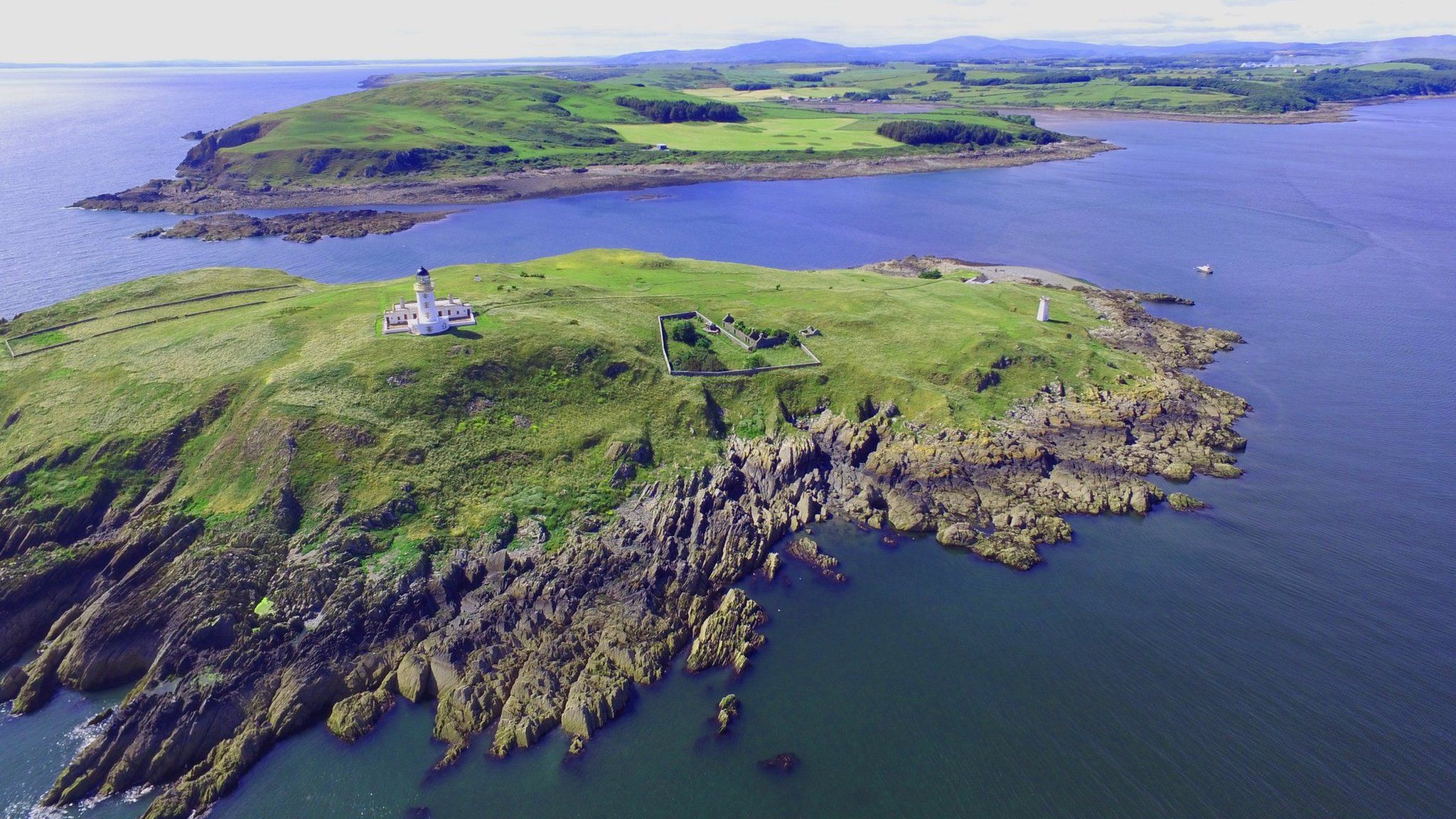 Sale agreed for lighthouse murder island Little Ross - BBC News