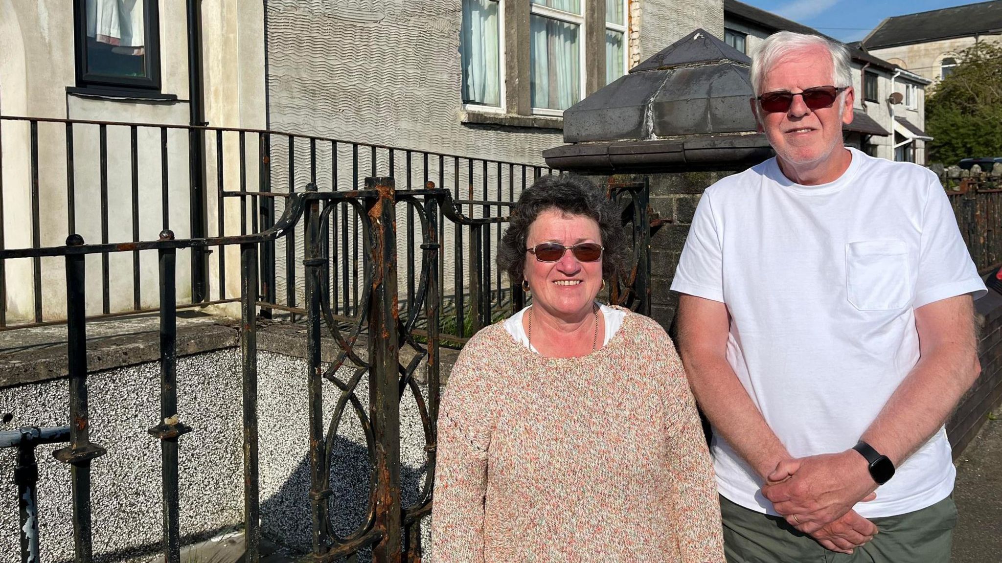 Deiniolen: 'Cymaint i'w gynnig ond 'dan ni angen cartref' - BBC Cymru Fyw