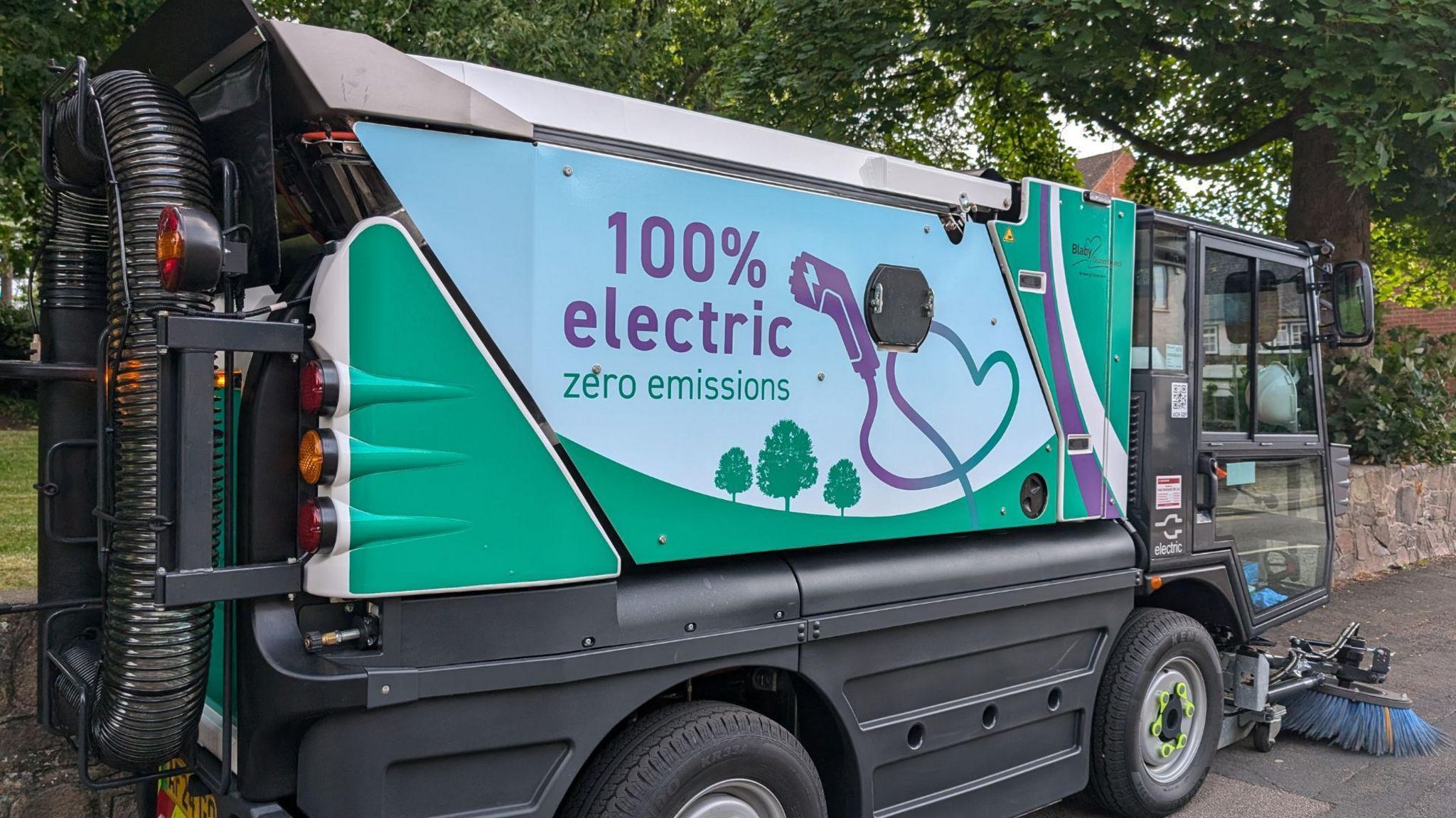 Blaby: New electric street sweeper to target pollution hotspots - BBC News