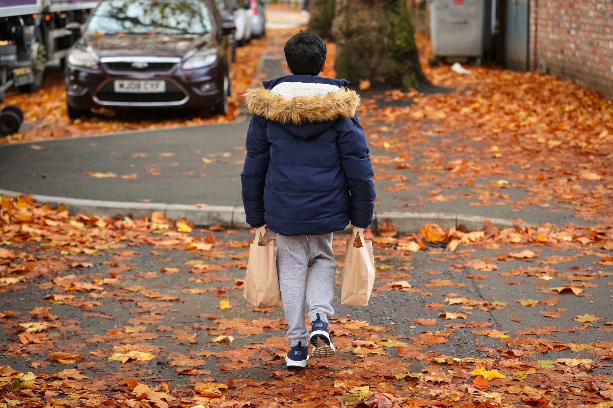 Strategaeth tlodi plant Llywodraeth Cymru yn 'siomedig iawn' - BBC Cymru Fyw