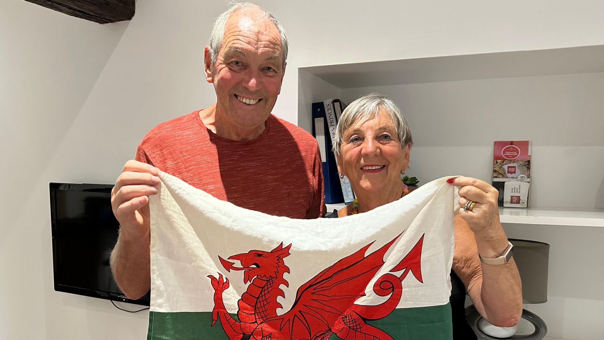 Inter-rail Cwpan y Byd i ddathlu pen-blwydd yn 80 - BBC Cymru Fyw