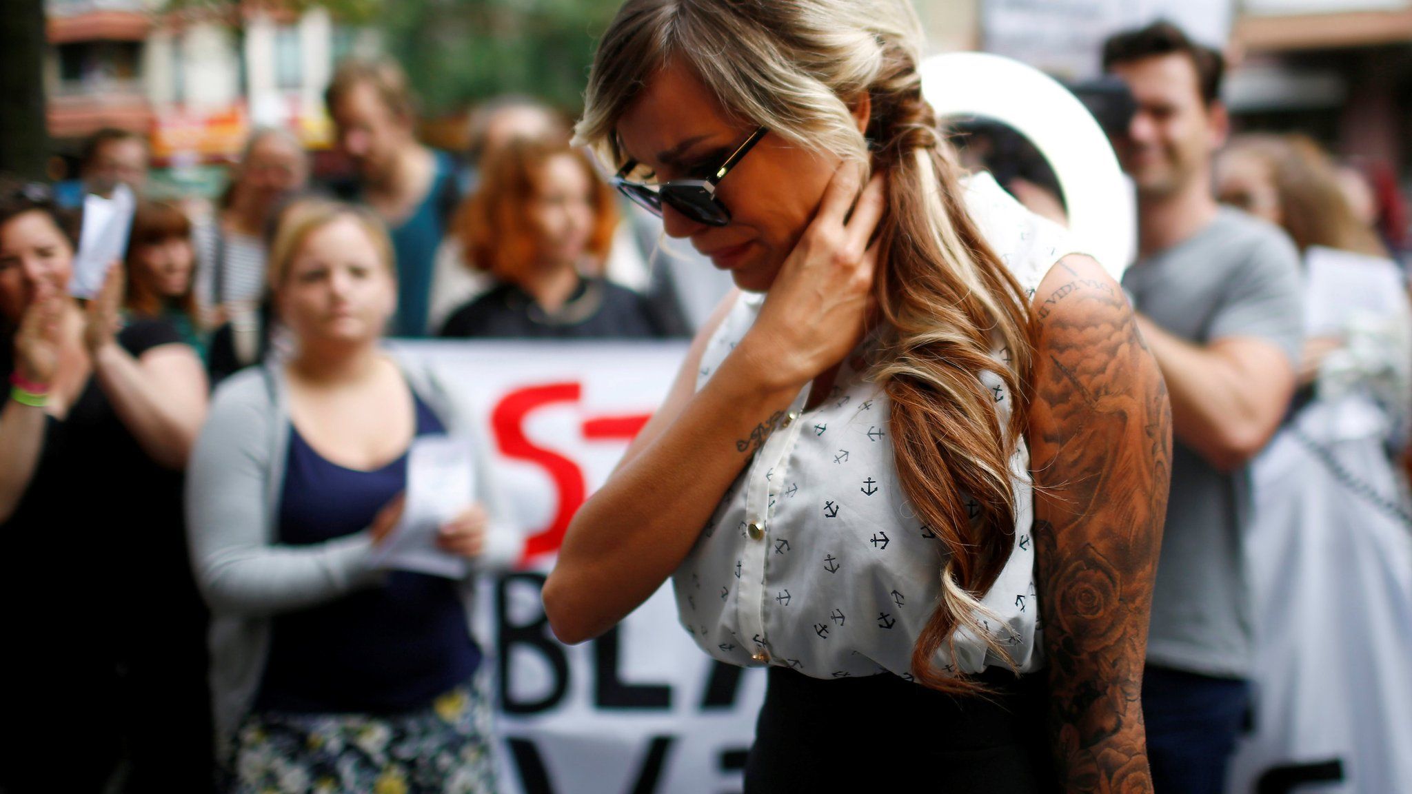 Hamburg gang rape teenagers' suspended sentences spark anger - BBC News