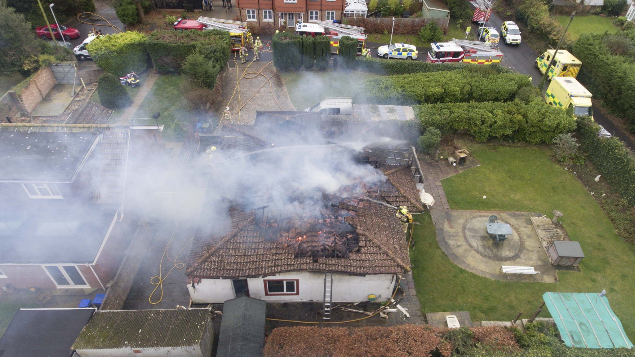 Dunstable fire caused by tea light injures woman - BBC News